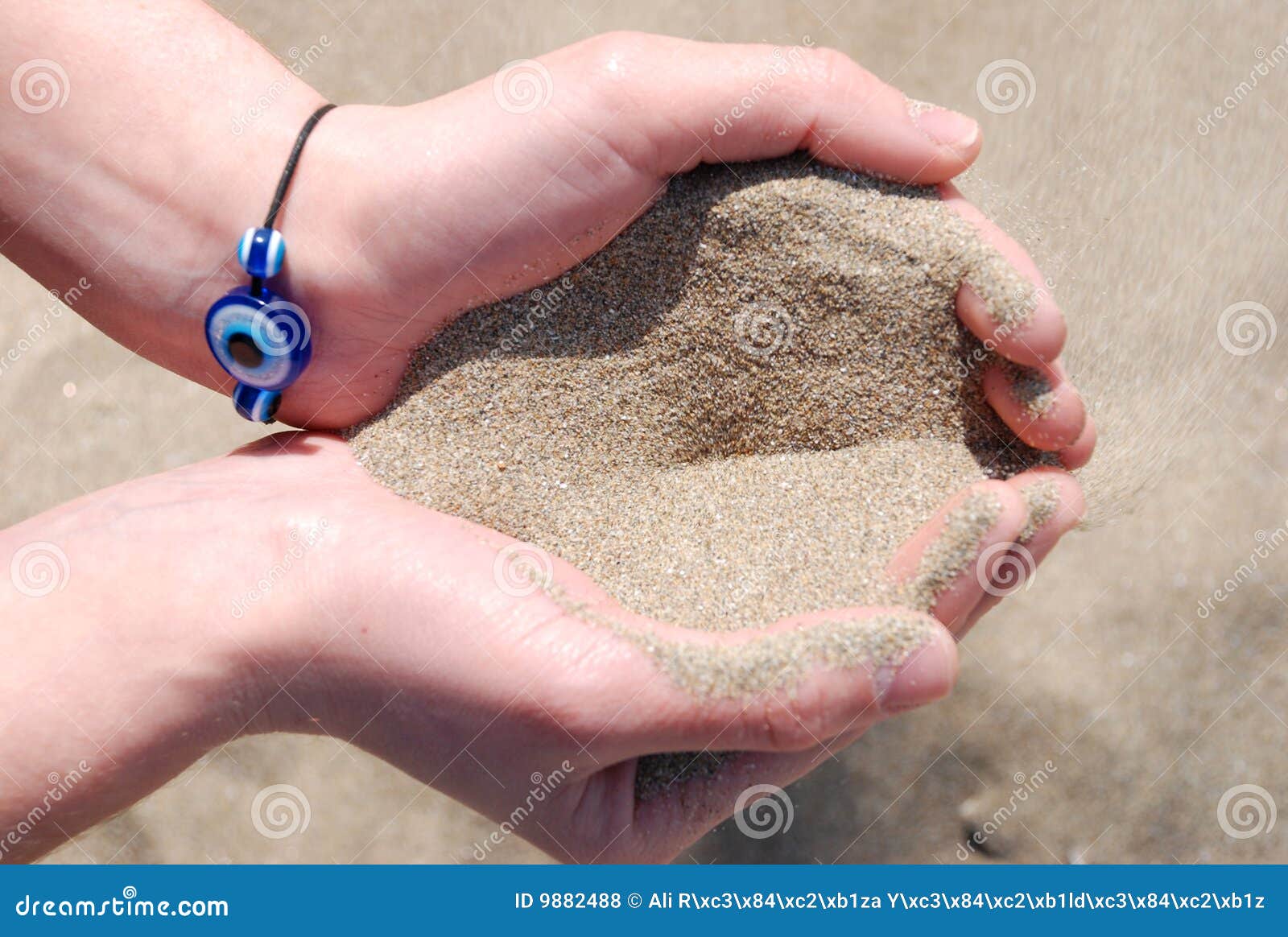 Arena en manos hermosas foto de archivo. Imagen de suciedad - 9882488