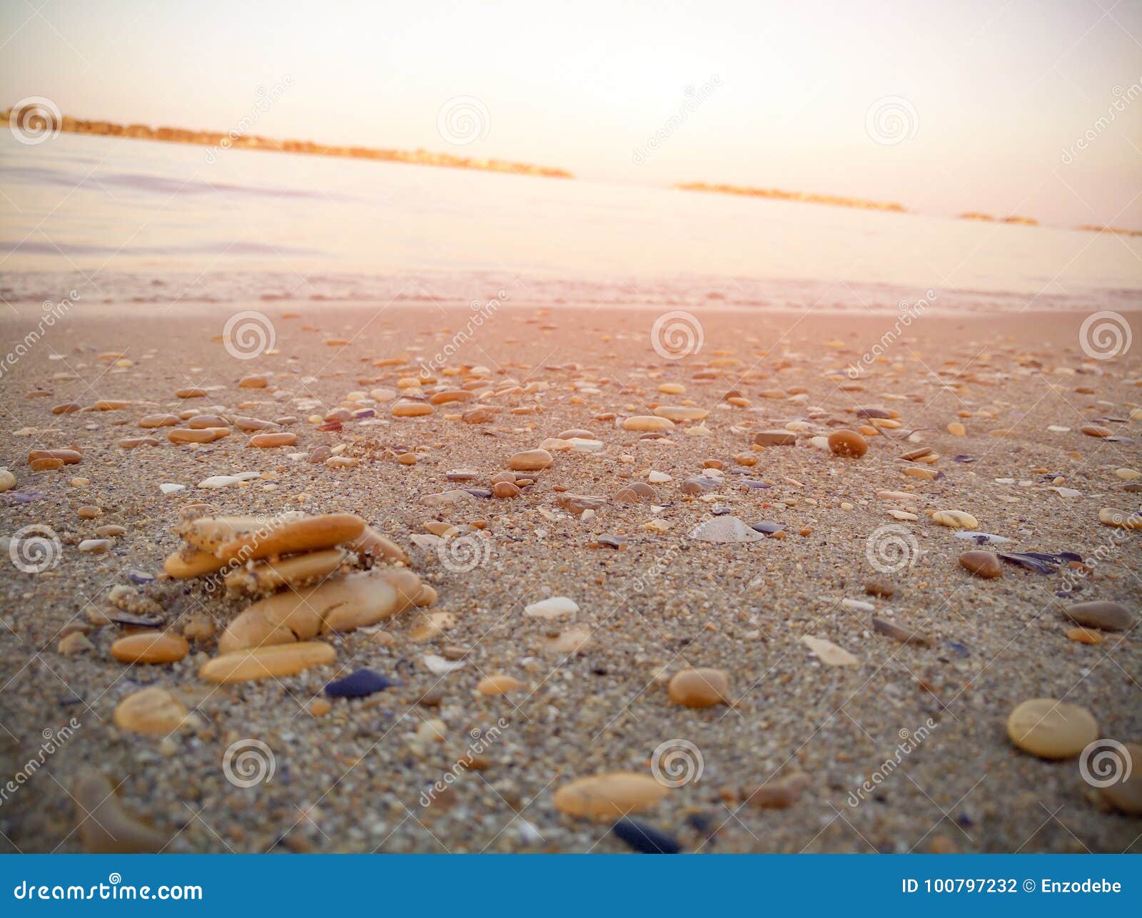 Arena, mar y tonos foto de archivo. Imagen de vacaciones - 100797232