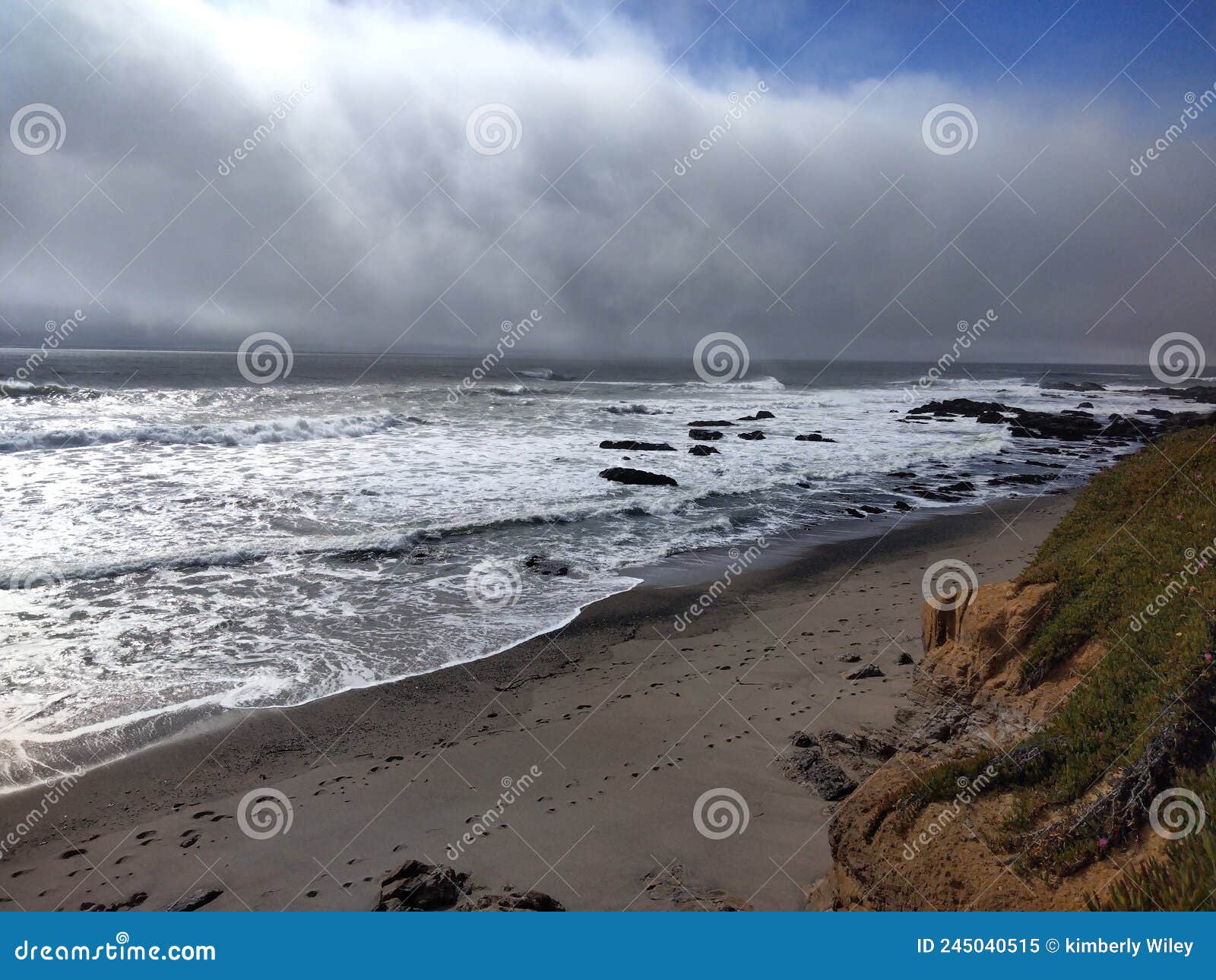 Arena rocosa en la playa imagen de archivo. Imagen de roca - 245040515