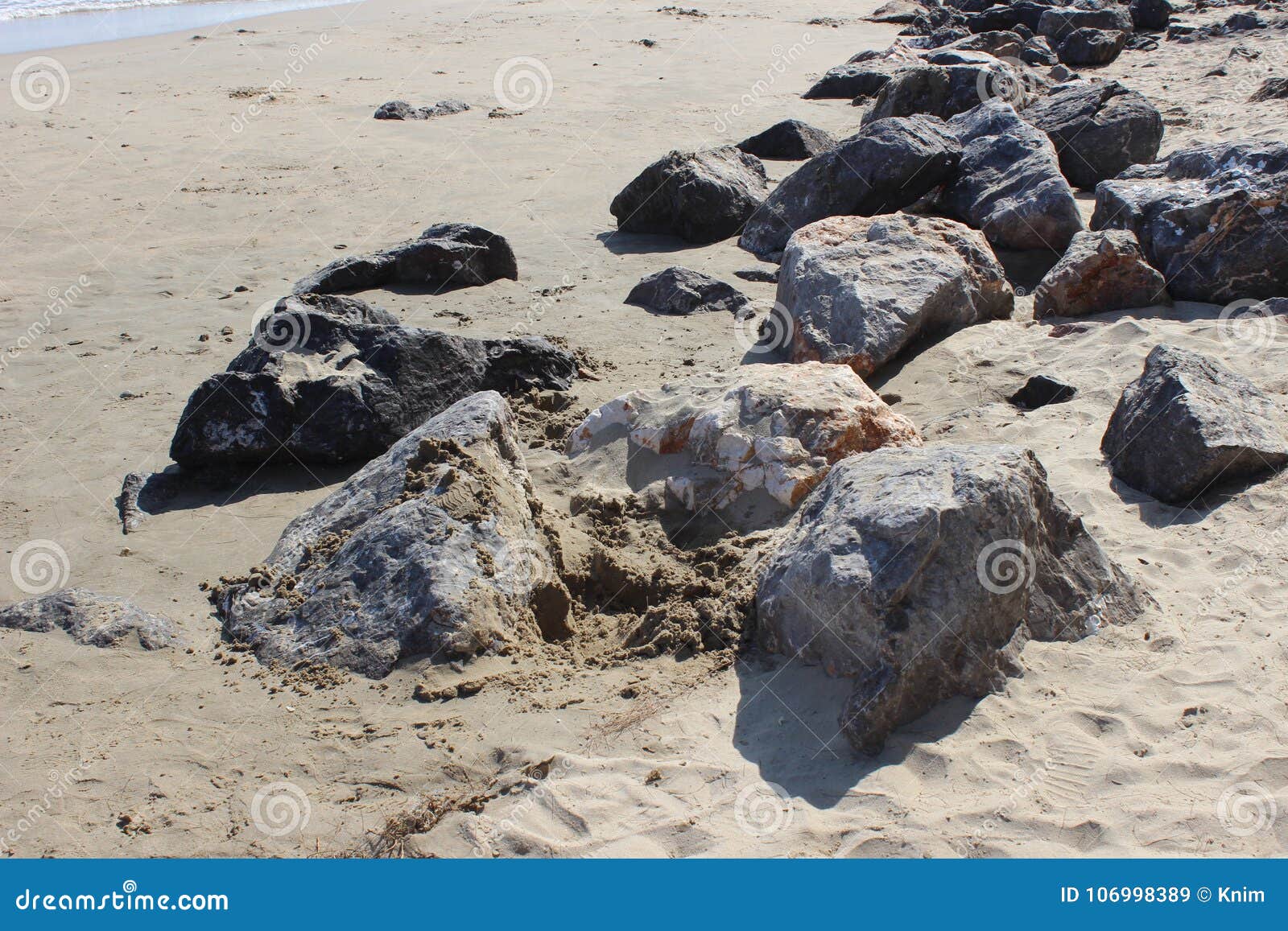 Arena y roca imagen de archivo. Imagen de arena, cubo - 106998389
