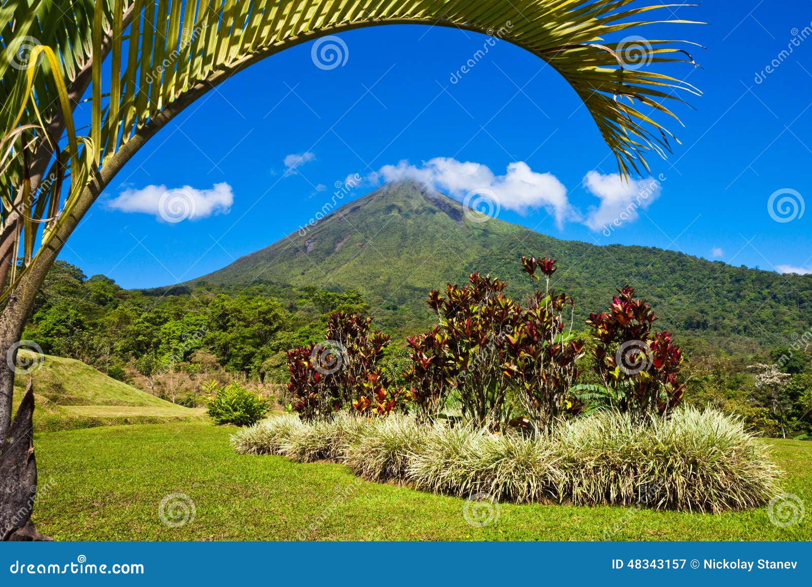 Arenal Volcano Landscape immagine stock. Immagine di nave - 48343157