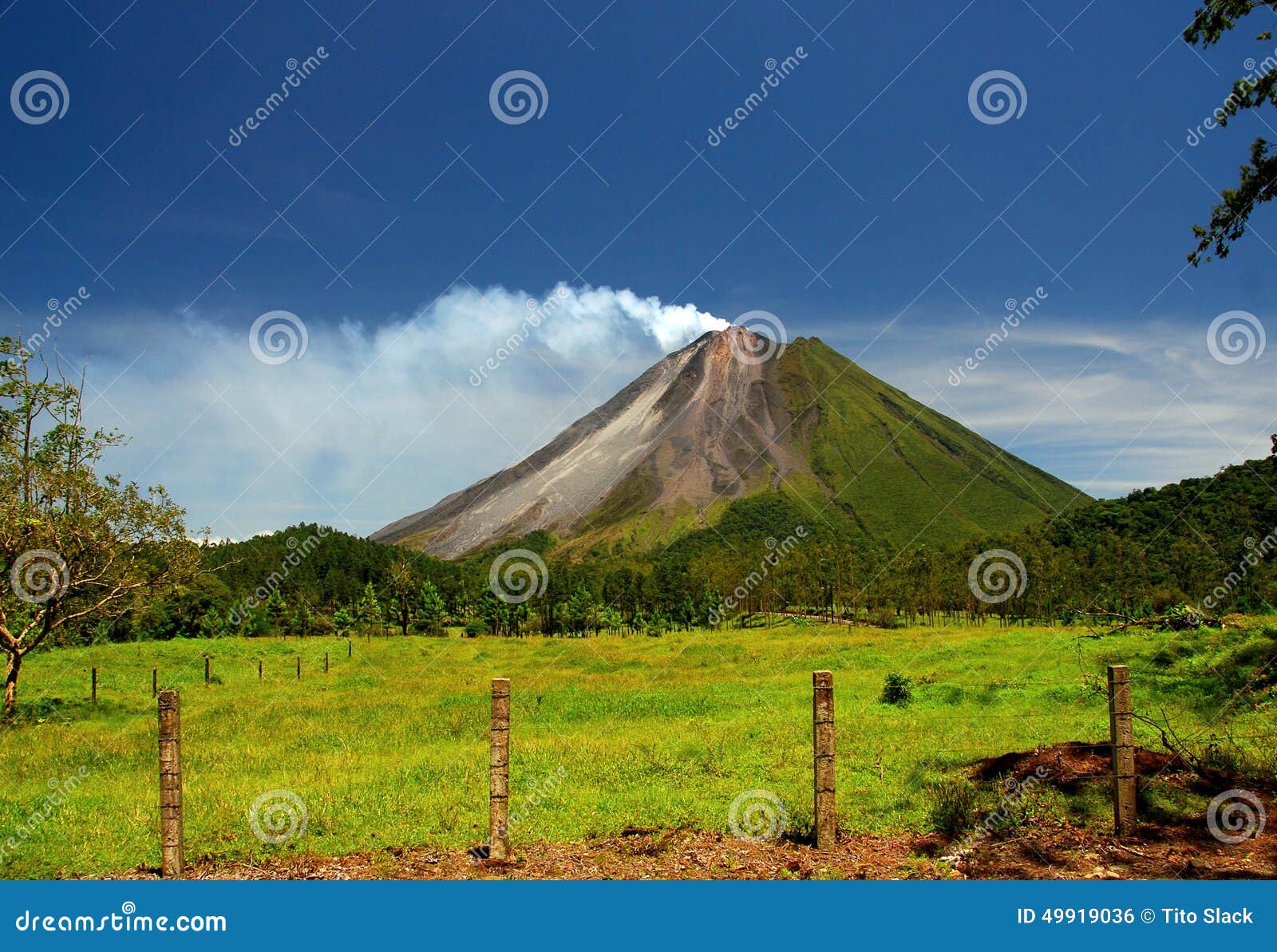 Arenal wulkan kostaryka zdjęcie stock. Obraz złożonej z kolor - 49919036