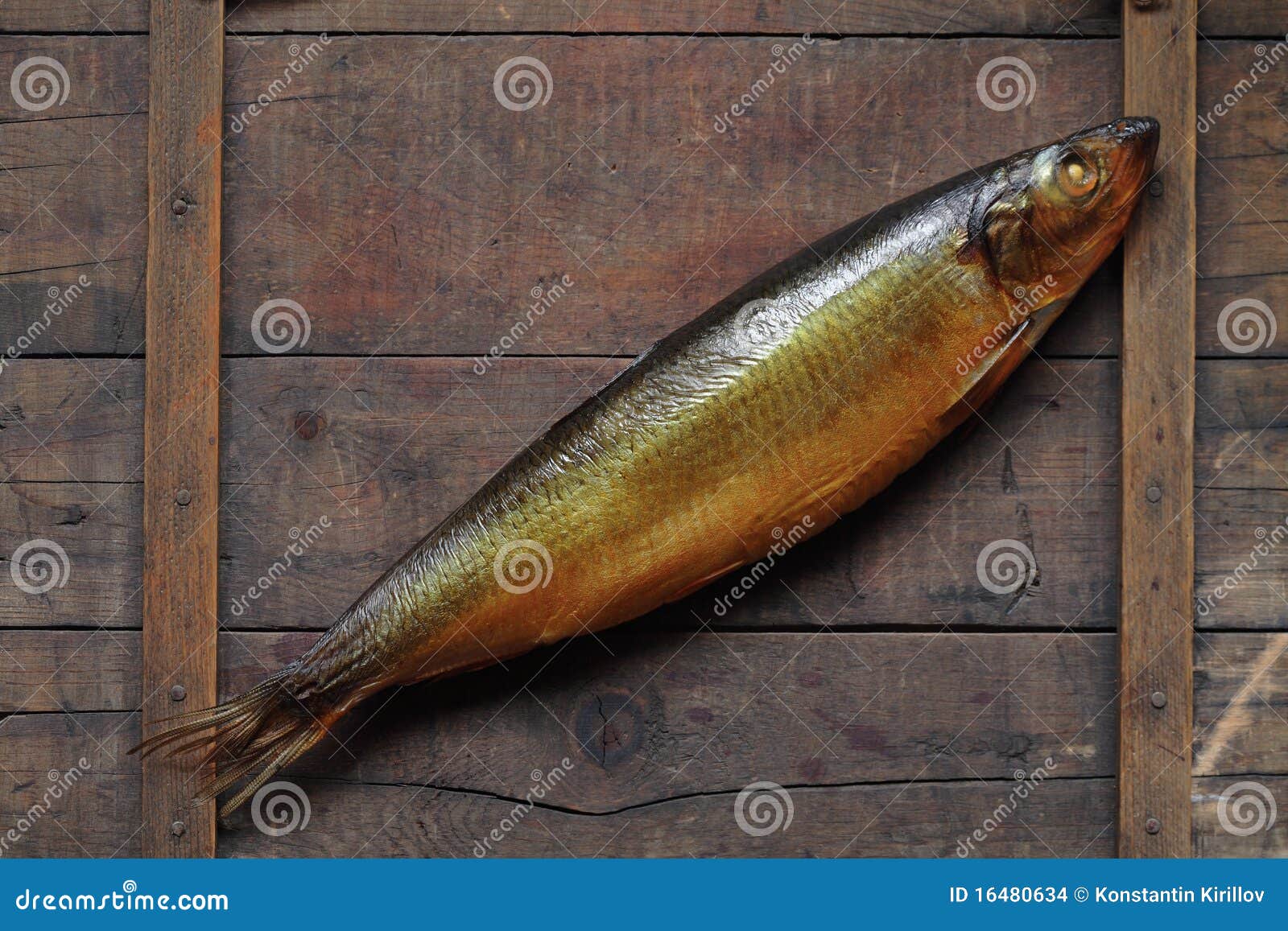 Arenque Ahumado En La Madera Foto de archivo - Imagen de arenques ...