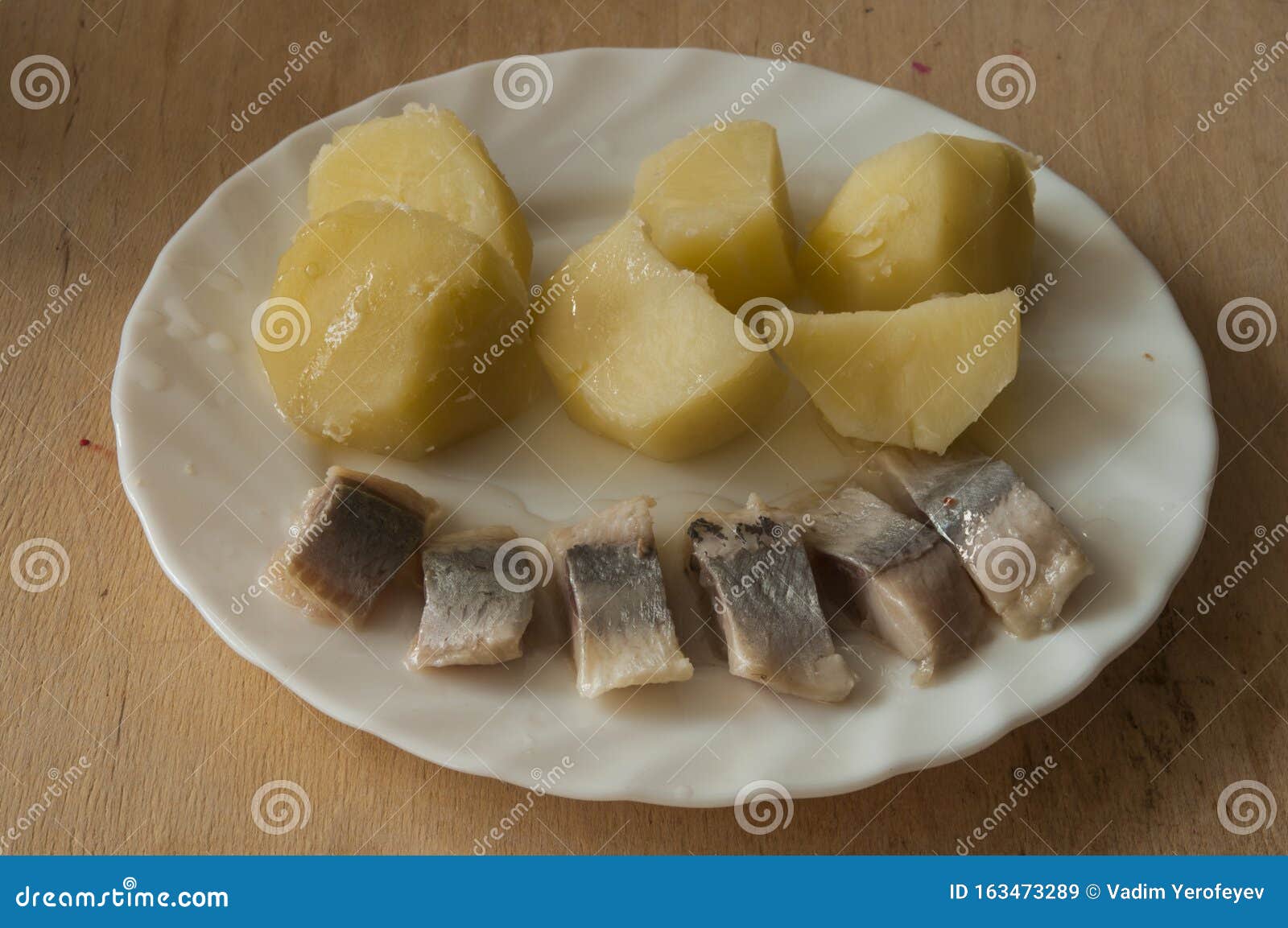 Arenque Salgado E Batatas Cozidas Em Chapa Branca Imagem de Stock ...