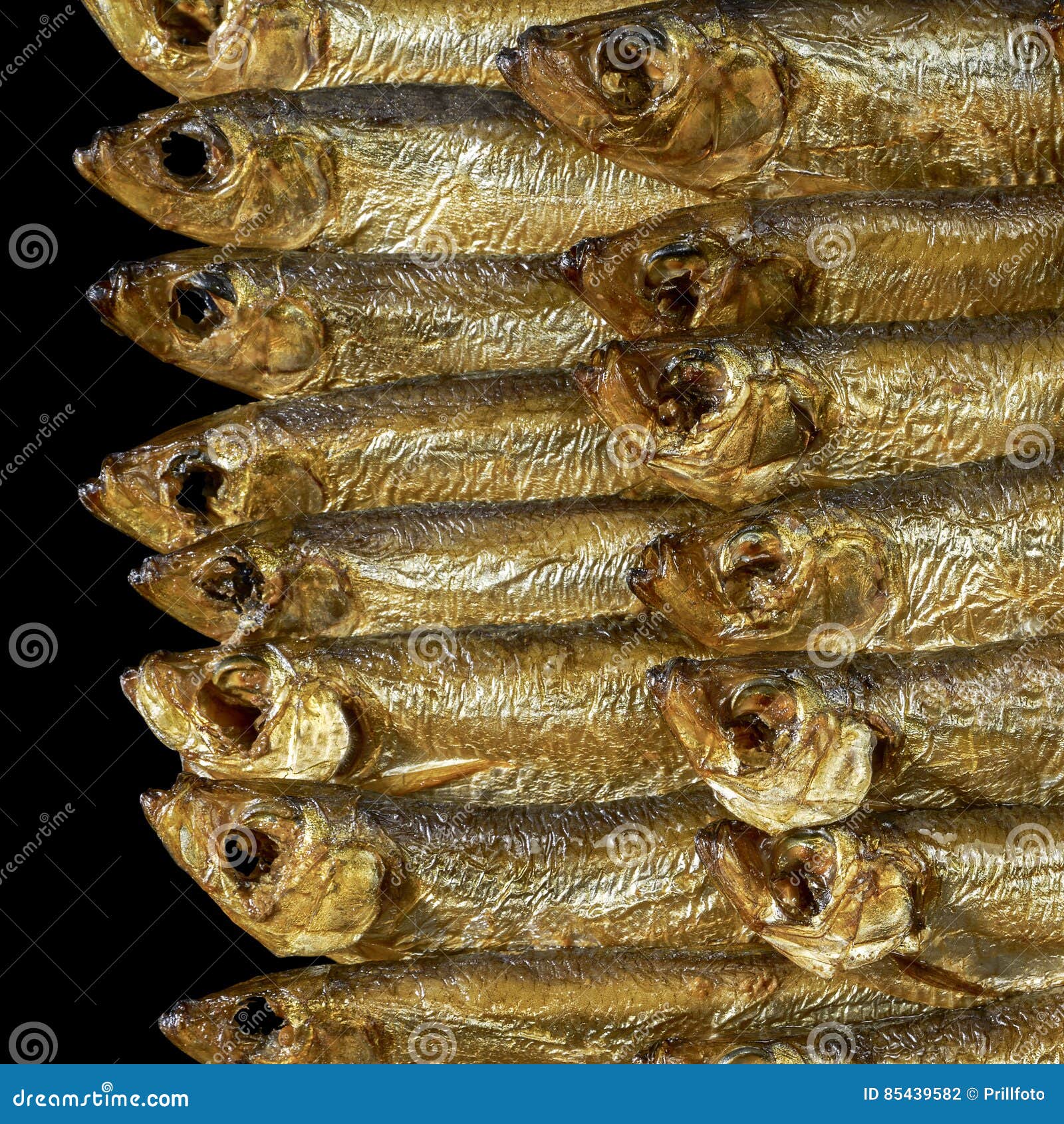 Arenques pequenos fumados foto de stock. Imagem de dourado - 85439582