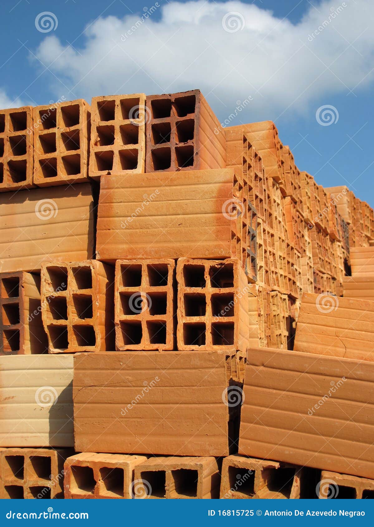 Argile de brique image stock. Image du isolement, solide - 16815725