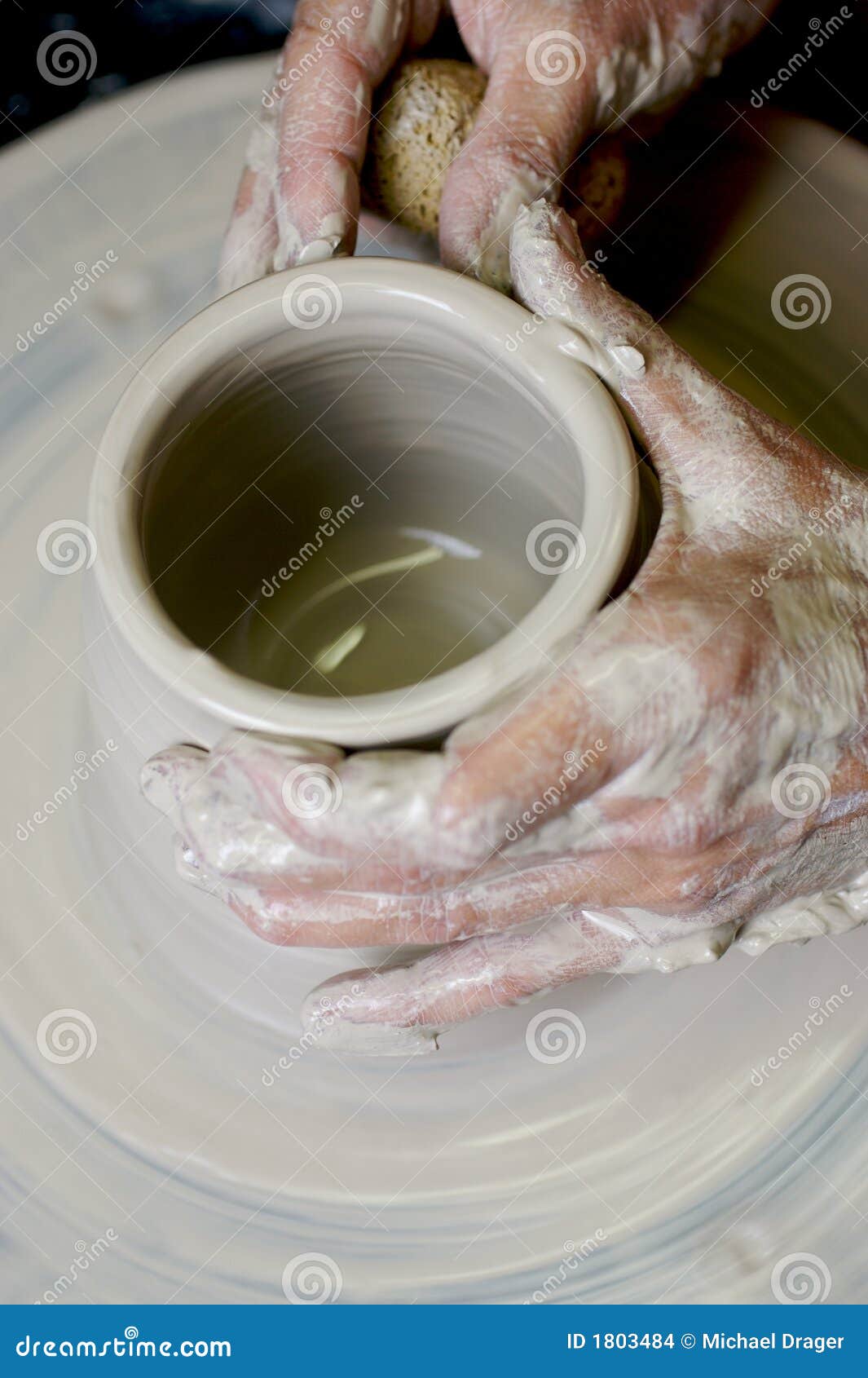 Argile Travaillant De Potier Photo stock - Image du main, clou: 1803484