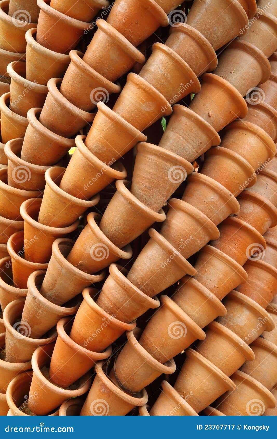 Argilla cotta Jardiniere immagine stock. Immagine di sporcizia - 23767717