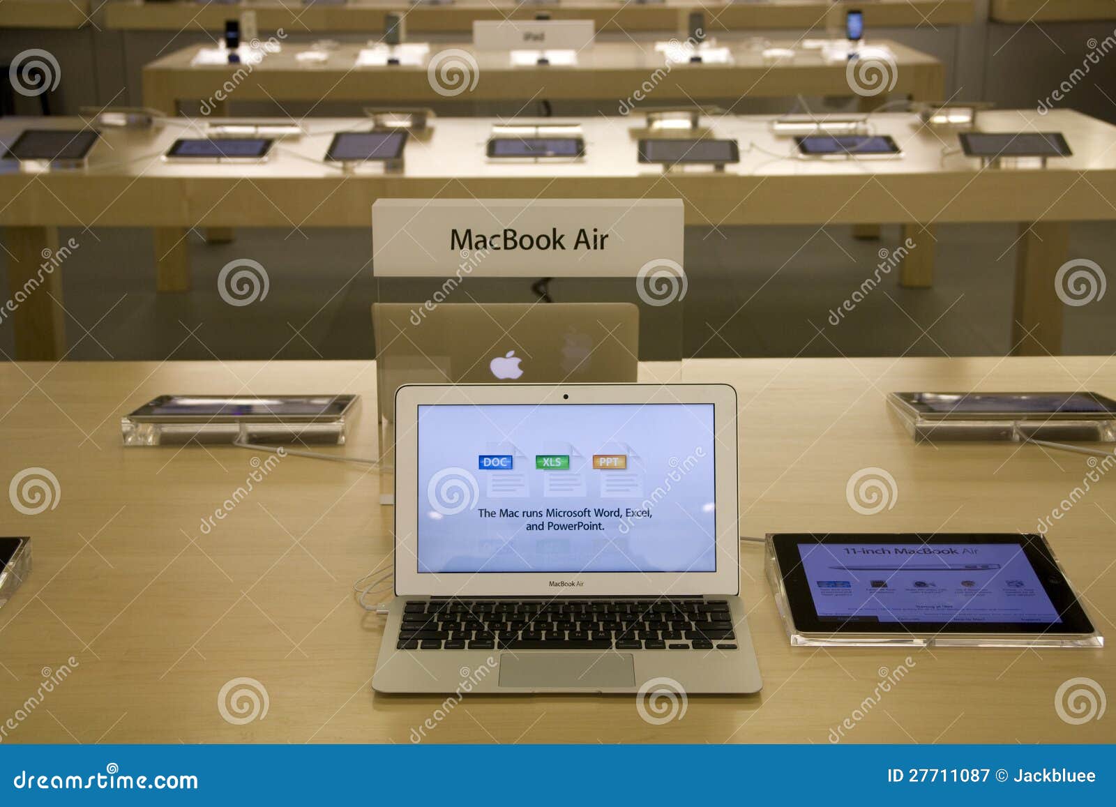 Aria Di MacBook in Apple Store Fotografia Editoriale - Immagine di ...
