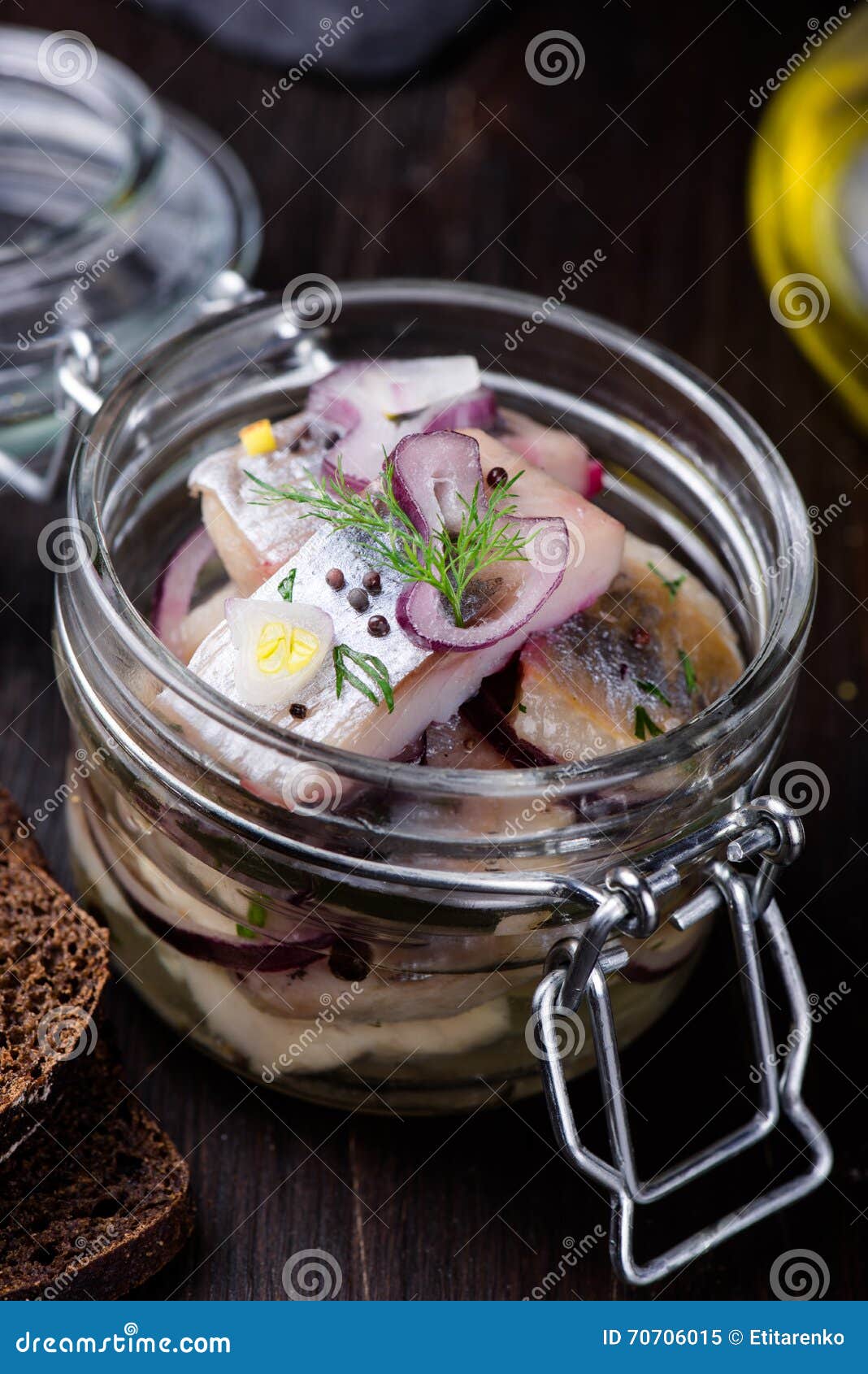 Aringa Marinata in Olio Con Le Erbe Immagine Stock - Immagine di ...