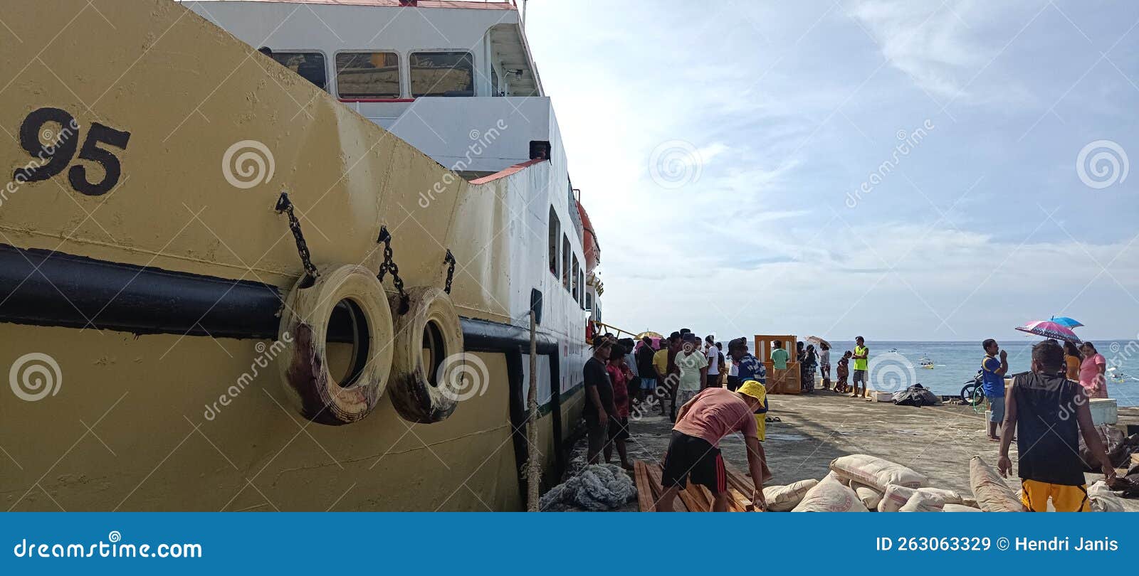 Arive at Marore Island editorial stock image. Image of wheel - 263063329