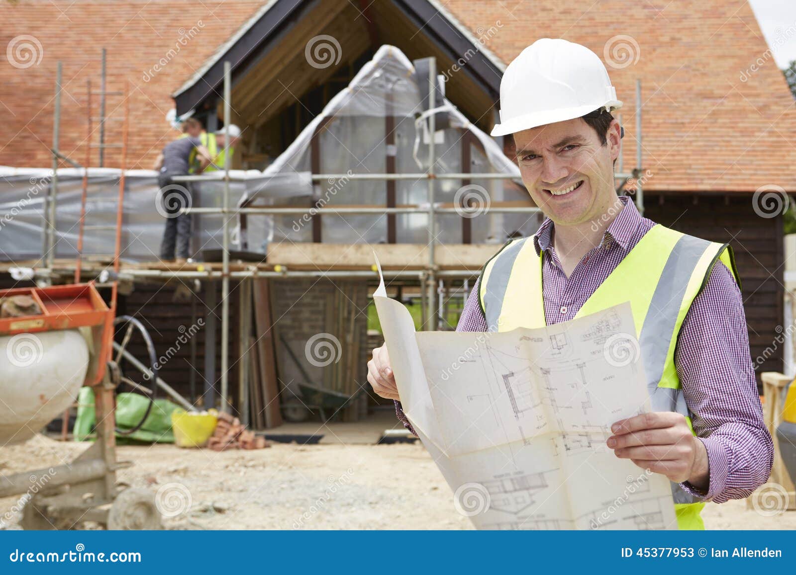 Arkitekt on Building Site Som Ser Husplan Fotografering för Bildbyråer ...