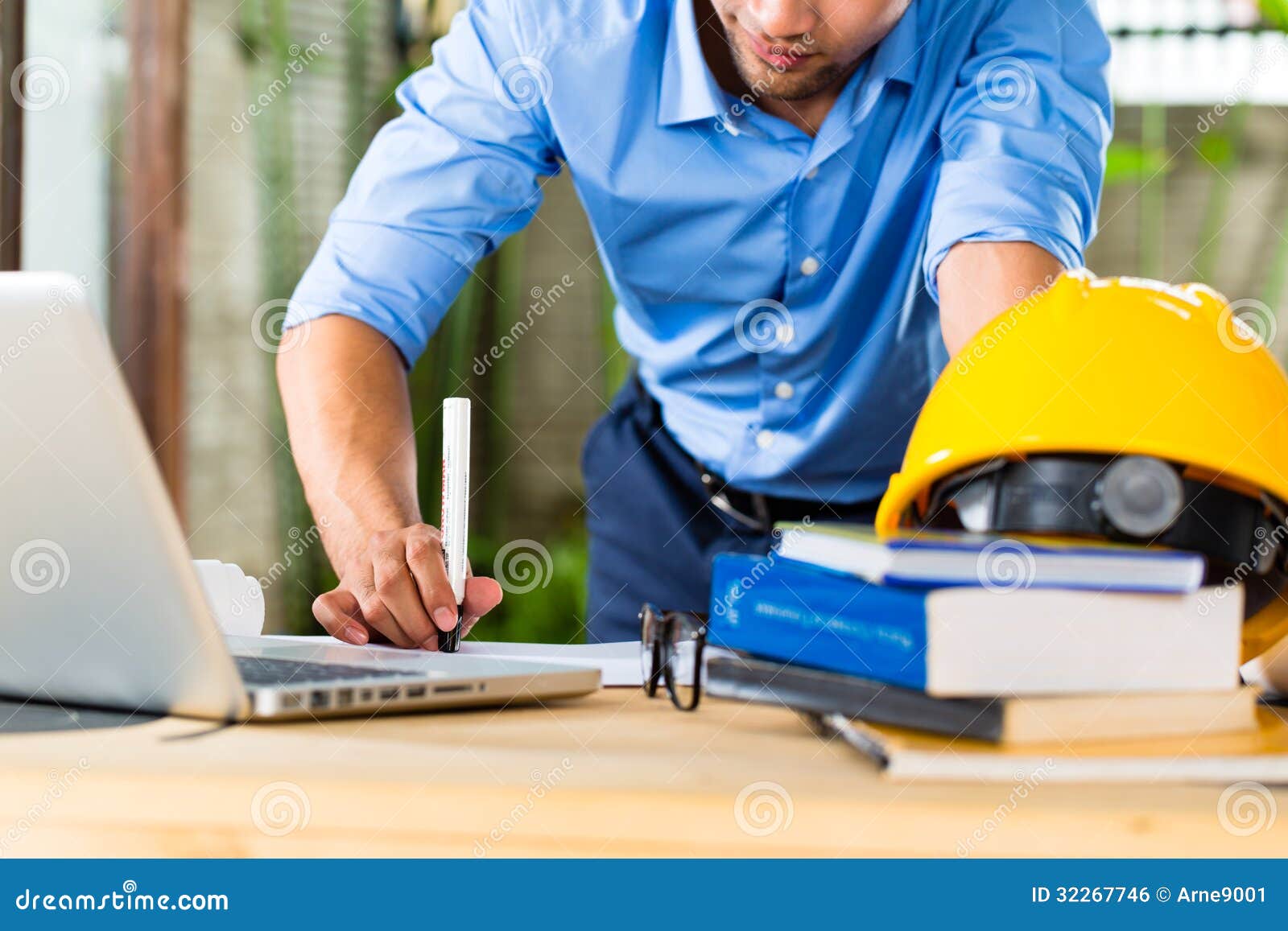 Arkitekt som hemma arbetar arkivfoto. Bild av asiatisk - 32267746