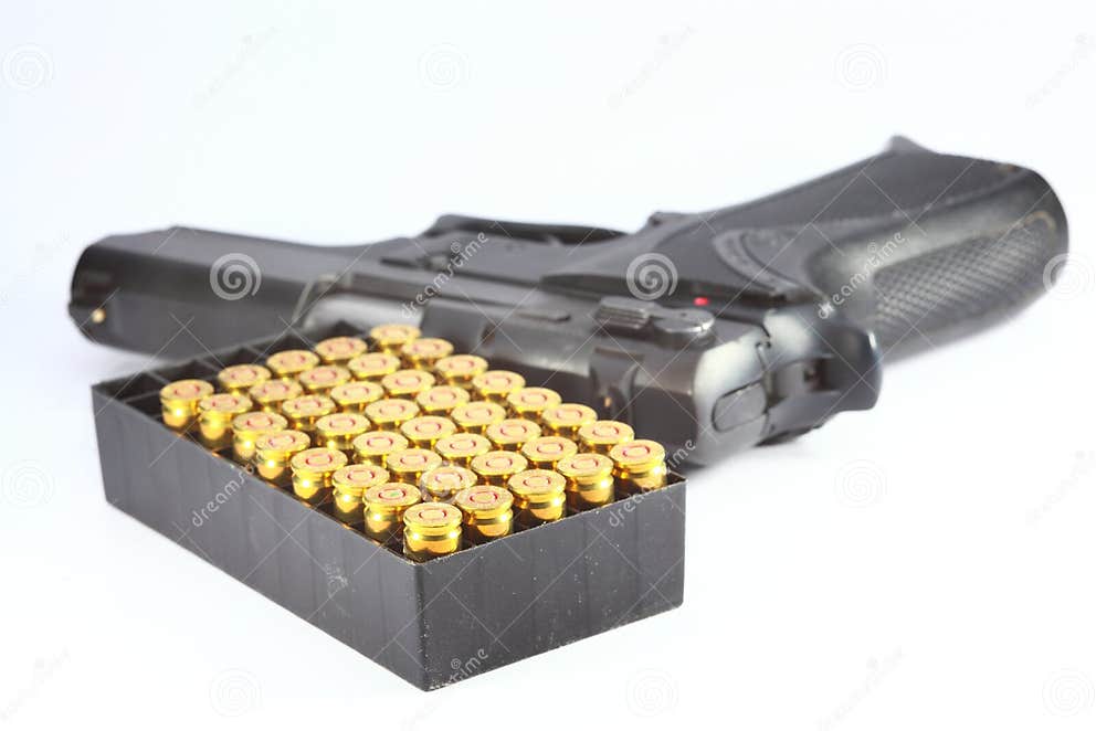 Arma e bala imagem de stock. Imagem de armado, objeto - 38026297