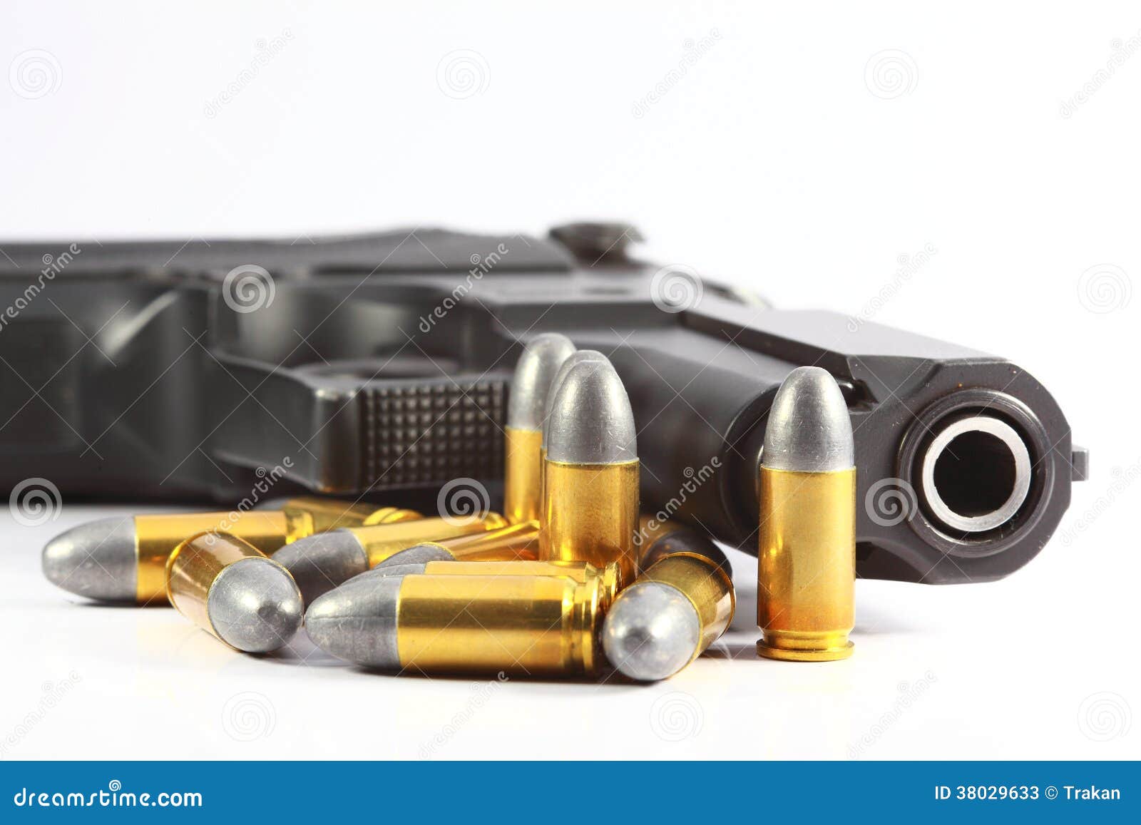 Arma e bala imagem de stock. Imagem de branco, metal - 38029633