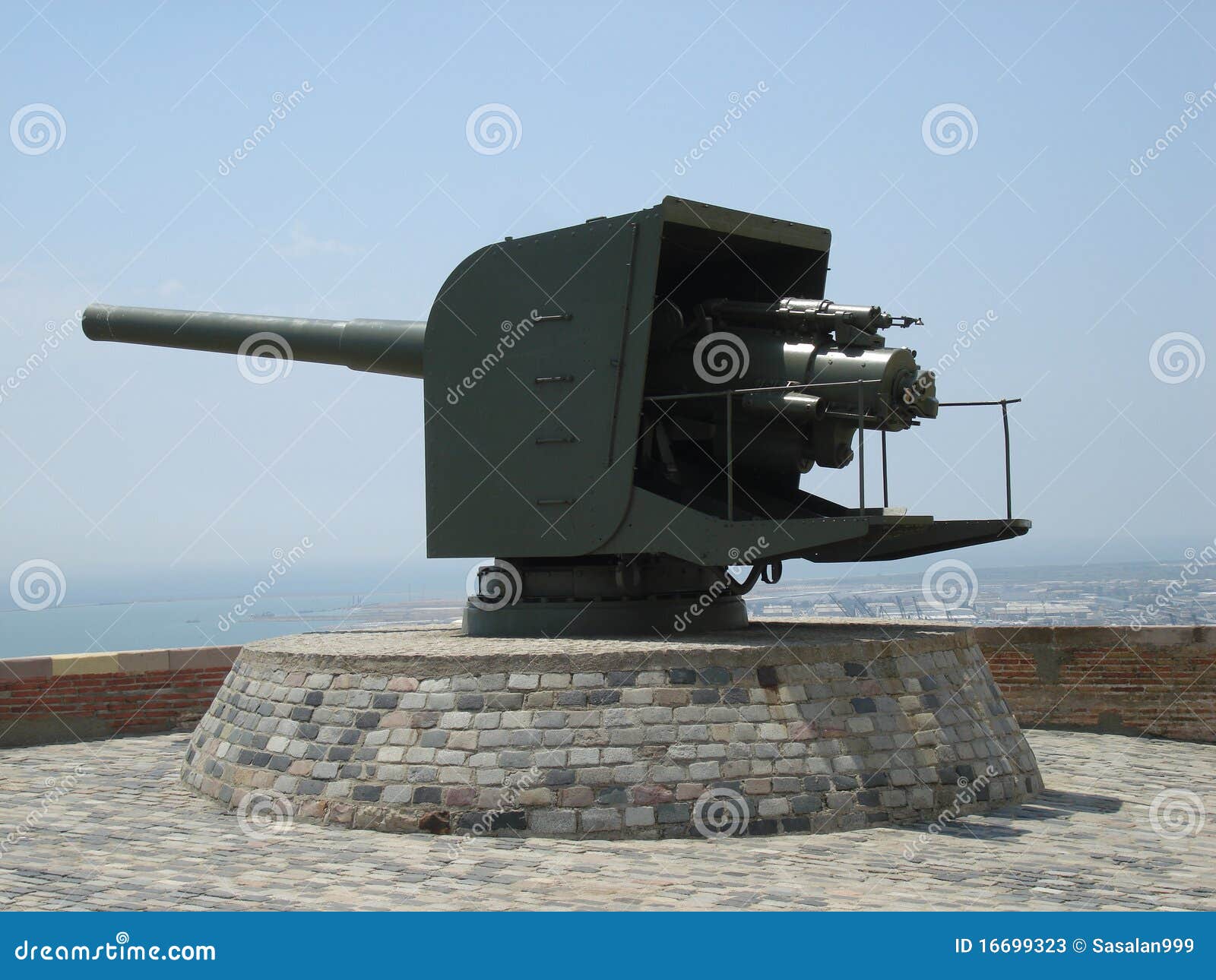 Arma en el castillo imagen de archivo. Imagen de mirada - 16699323