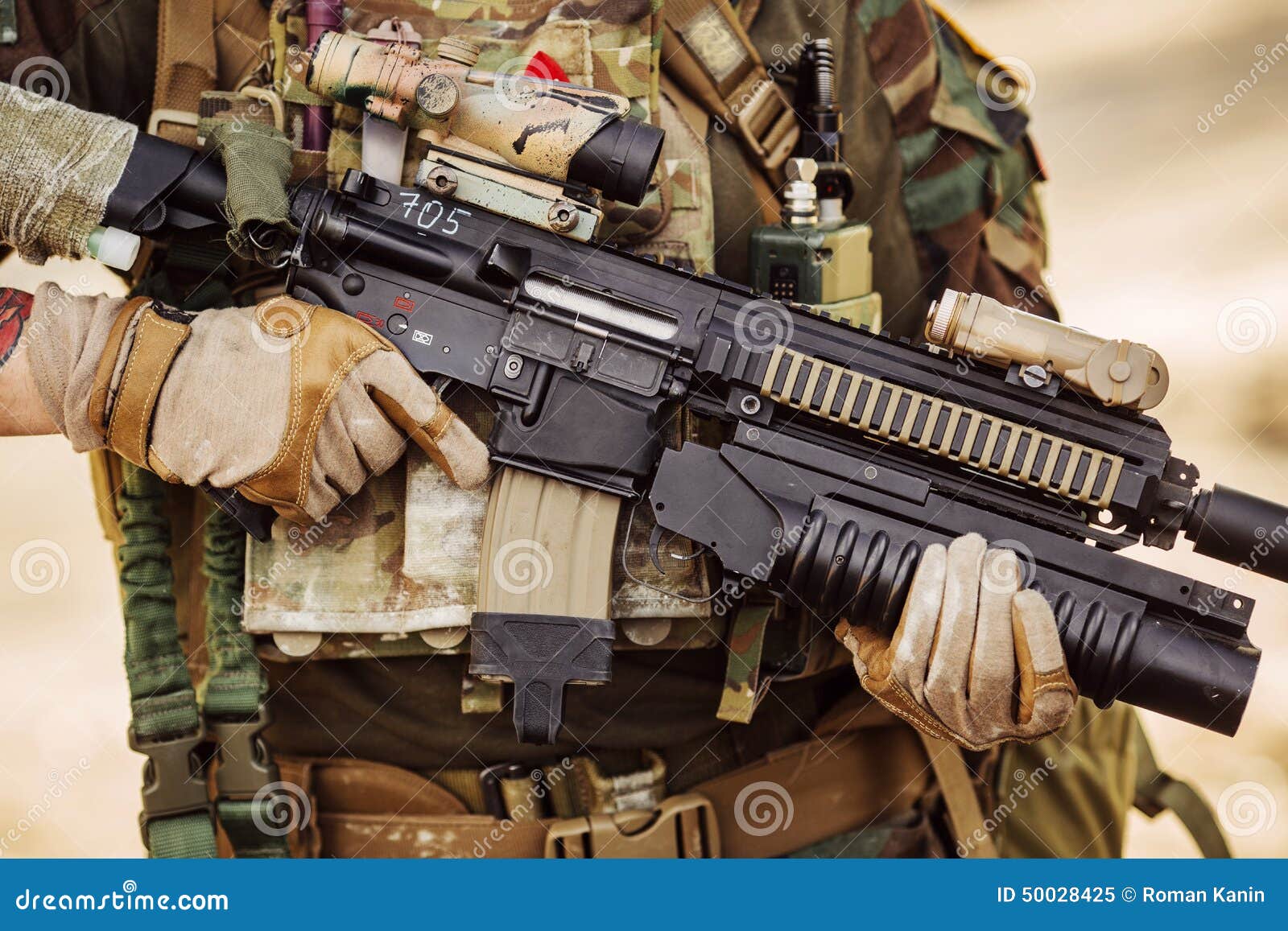 Arma En Las Manos De Un Soldado Imagen de archivo - Imagen de fuerzas ...