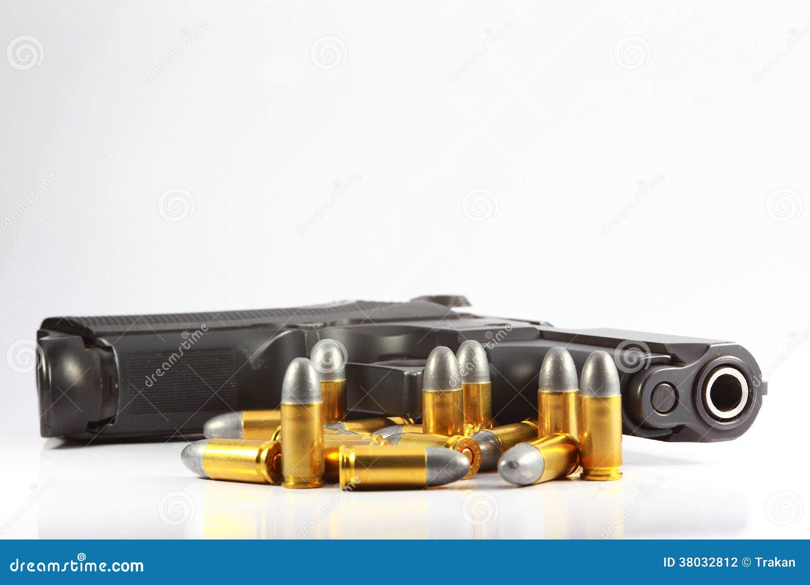Arma y bala foto de archivo. Imagen de guerra, bala, armado - 38032812
