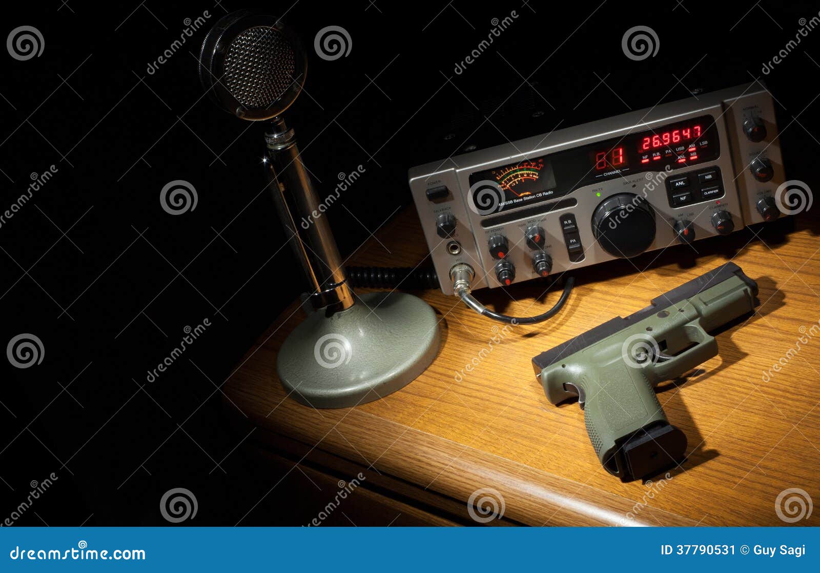 Arma y radio imagen de archivo. Imagen de rojo, madera - 37790531