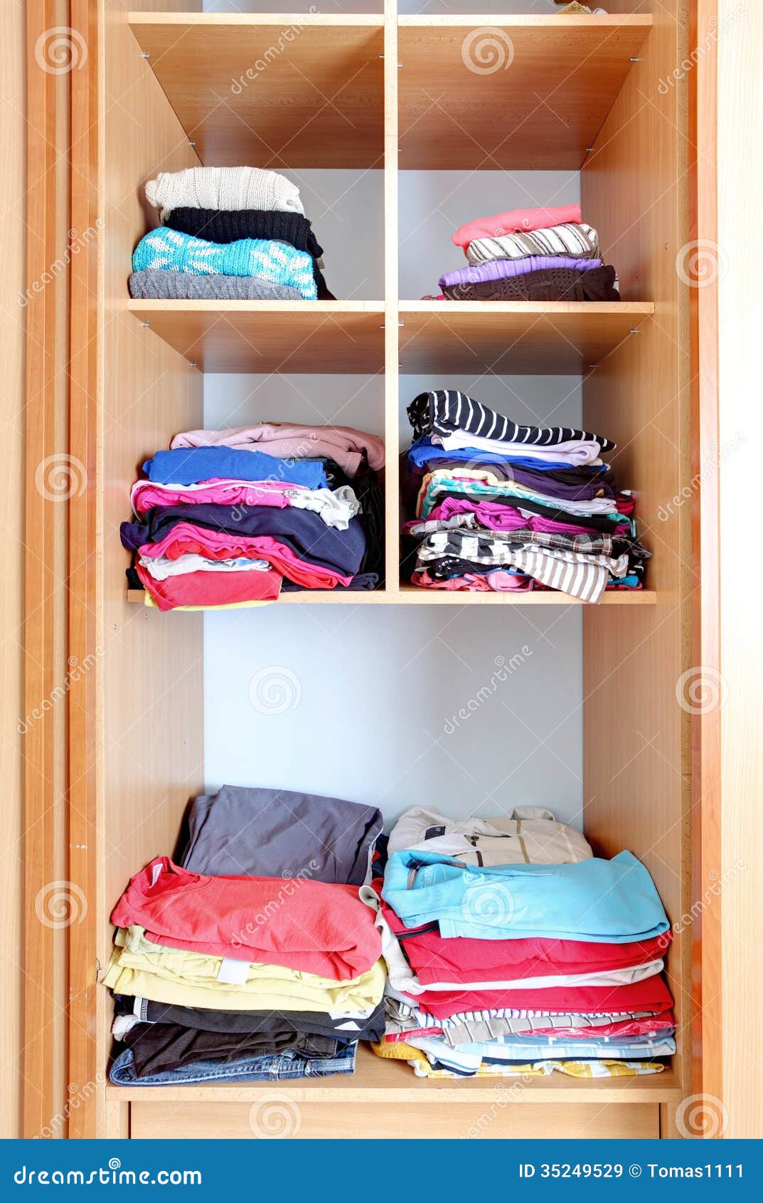 Armario - Guardarropa, Ropa Imagen de archivo - Imagen de casa, moderno ...