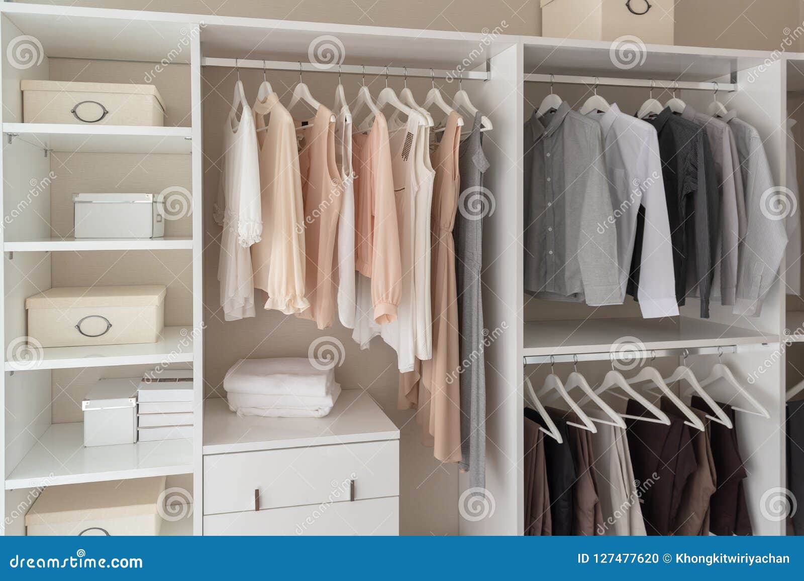 Armario moderno con ropa foto de archivo. Imagen de camisa - 127477620