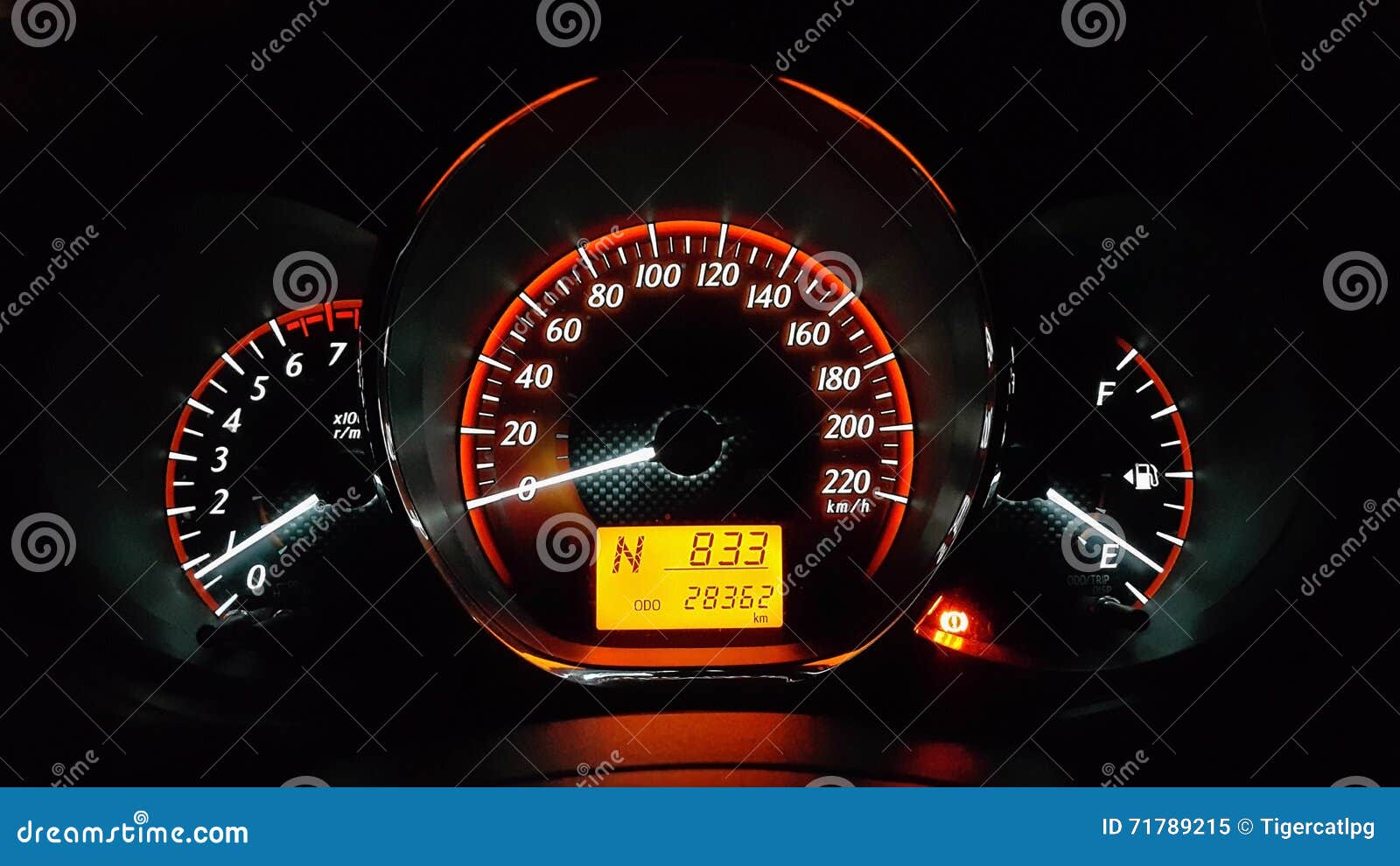 Armaturenbrett im Auto stockbild. Bild von drehzahl, laufwerk - 71789215