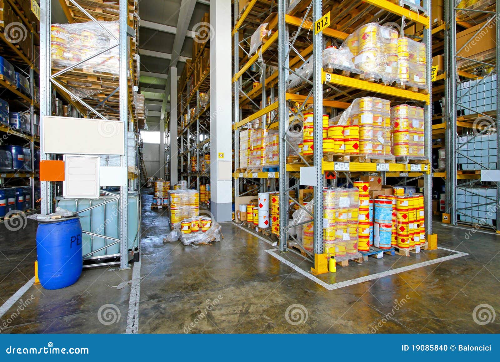 Armazém Do Material Inflamável Foto de Stock - Imagem de fonte, caixas ...