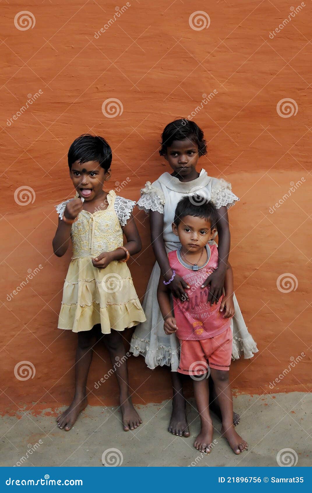 Arme Kinder in Indien redaktionelles foto. Bild von schlamm - 21896756