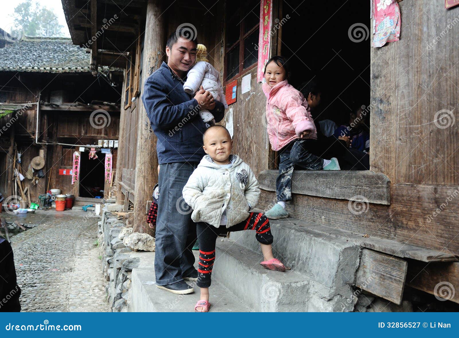 Arme Traditionelle Familie Im Alten Dorf in Guizhou, China ... Arme Traditionelle Familie Im Alten Dorf in Guizhou, China ...