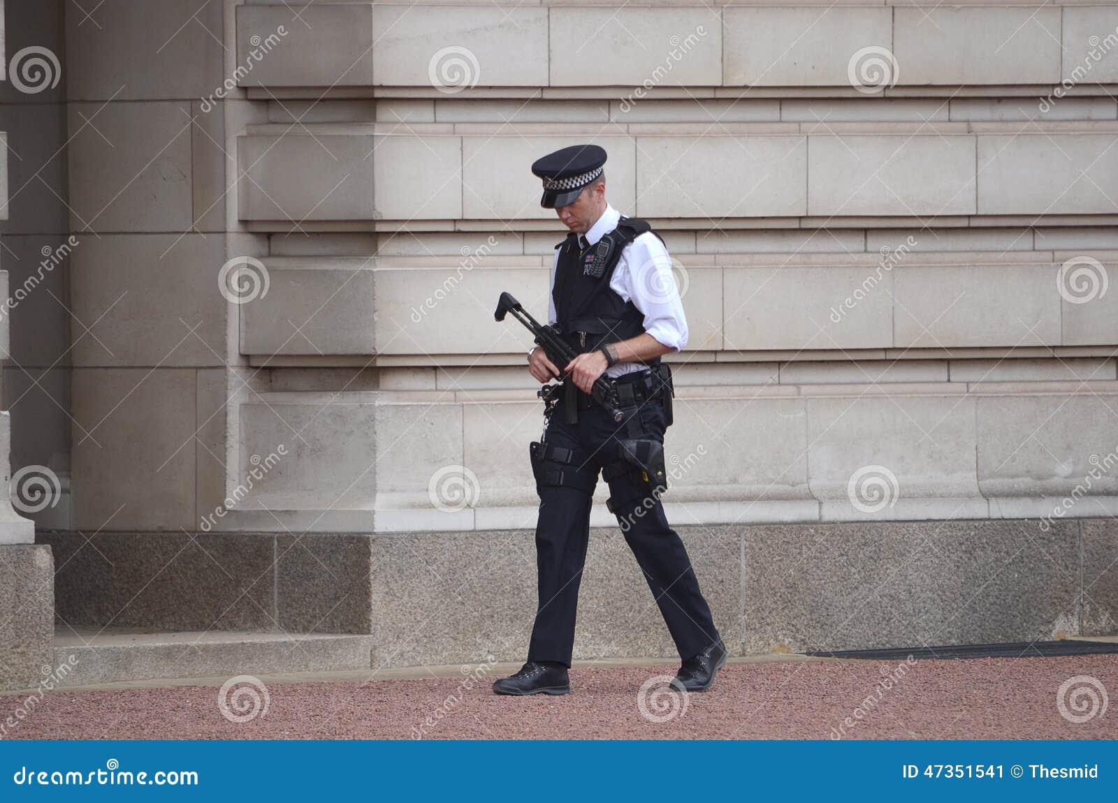 Armed British Policeman editorial photo. Image of patrols - 47351541