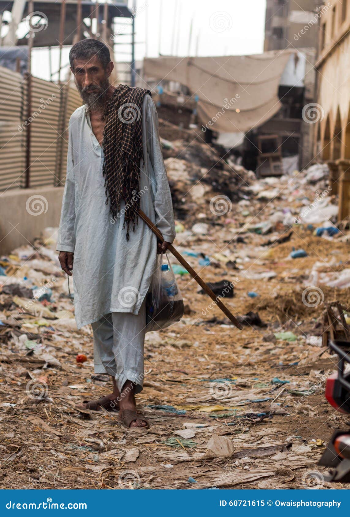 Armer Mann redaktionelles bild. Bild von nahrung, moslems - 60721615