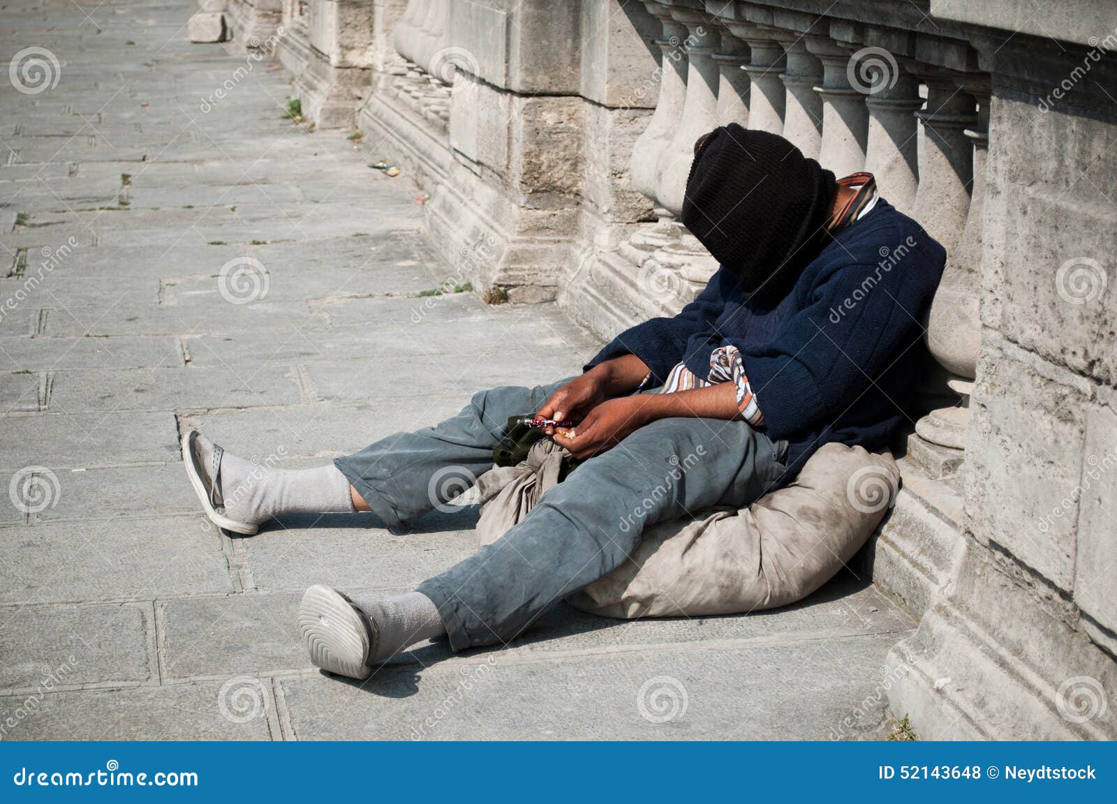 Armer Mann, Der Auf Dem Boden Sitzt Redaktionelles Stockfoto - Bild von ...