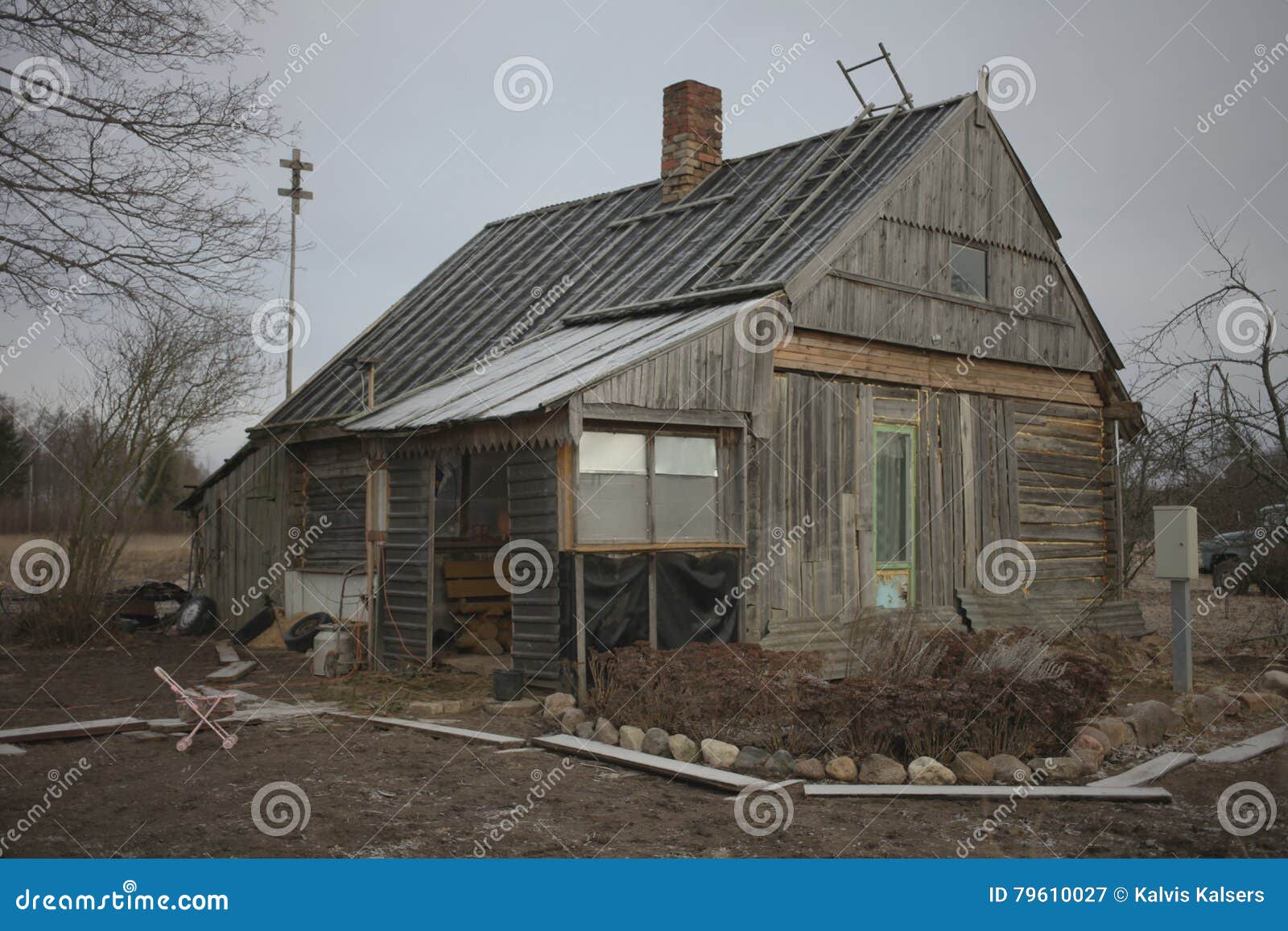 Armes Haus stockbild. Bild von löcher, zerfall, schmutzig - 79610027