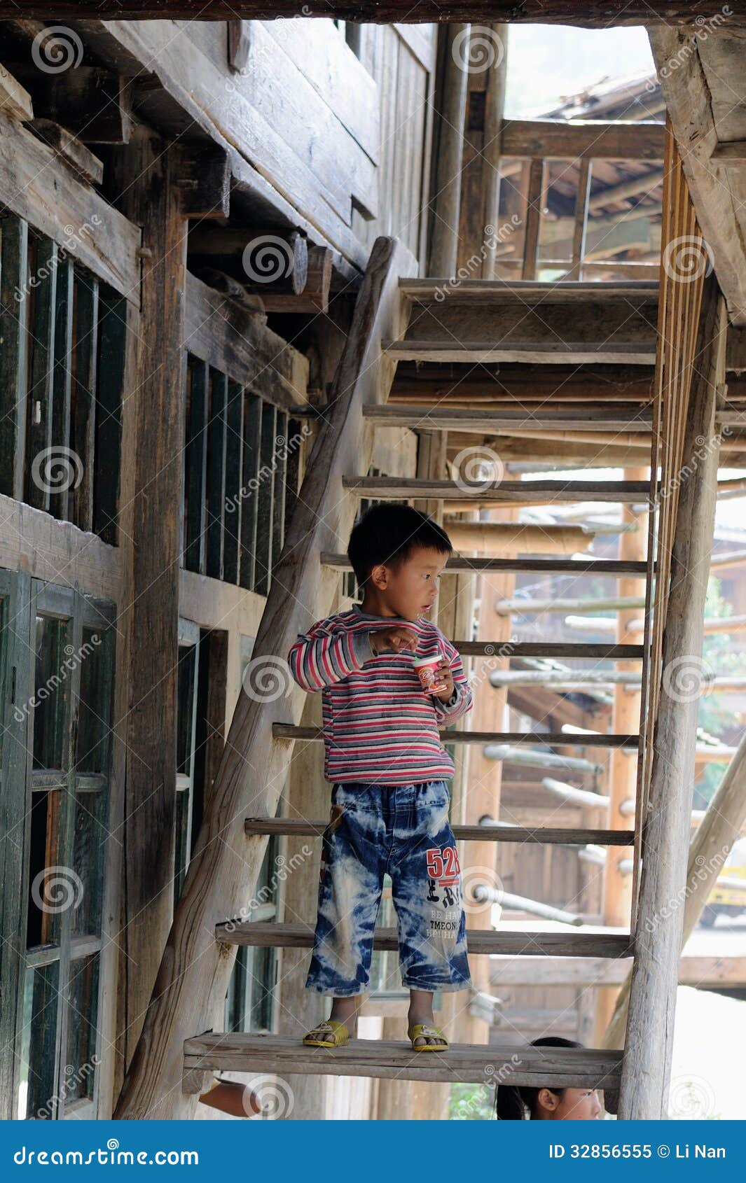 Armes Kind Im Alten Dorf in China Redaktionelles Bild - Bild von ... Armes Kind Im Alten Dorf in China Redaktionelles Bild - Bild von ...
