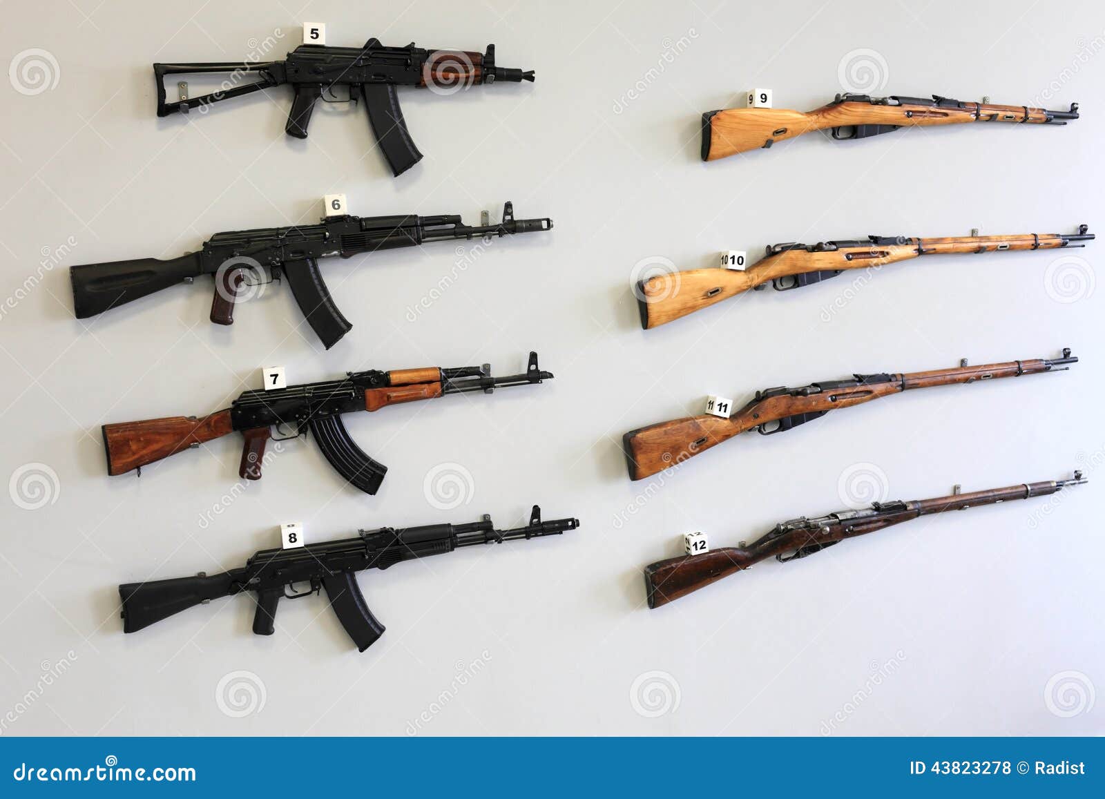 Armi da fuoco sulla parete fotografia stock. Immagine di decorazione ...