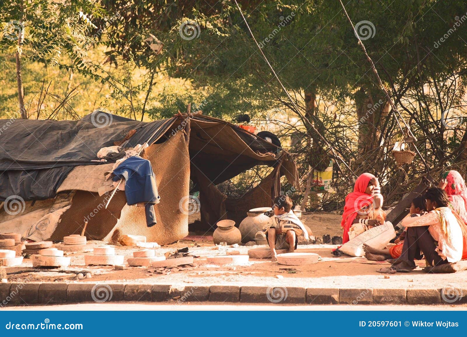 Armoede redactionele foto. Image of indisch, mensen, krottenwijken ...