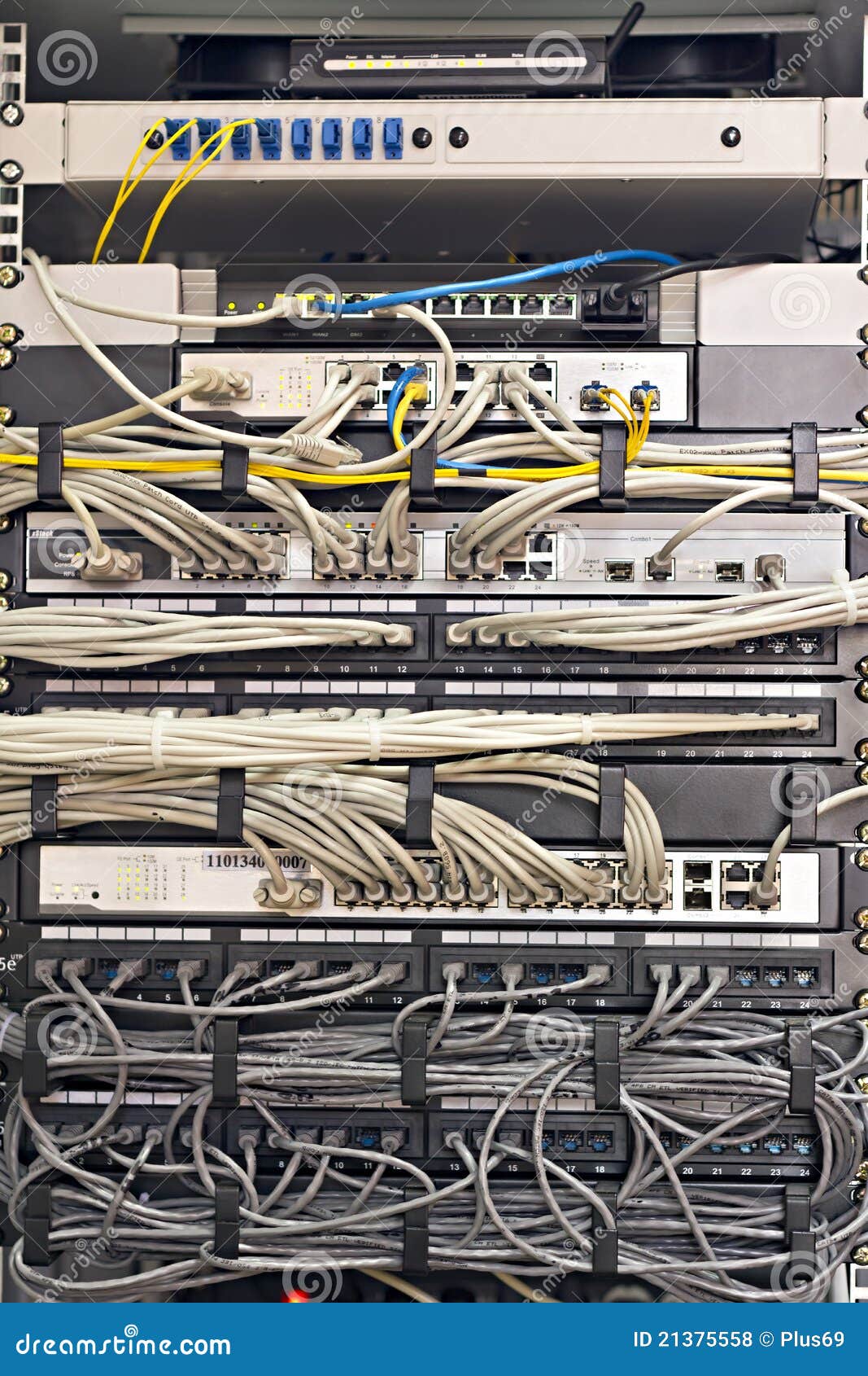Armoire de serveur photo stock. Image du câble, panneau - 21375558