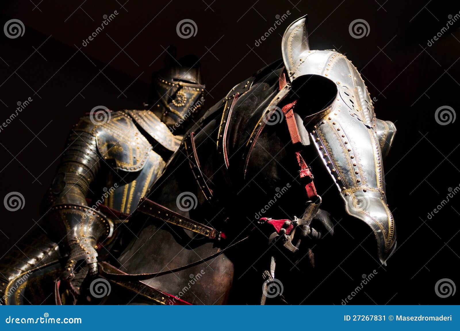Armure De Chevalier Et De Cheval Chez Musee De L'Armee, Paris Photo ...
