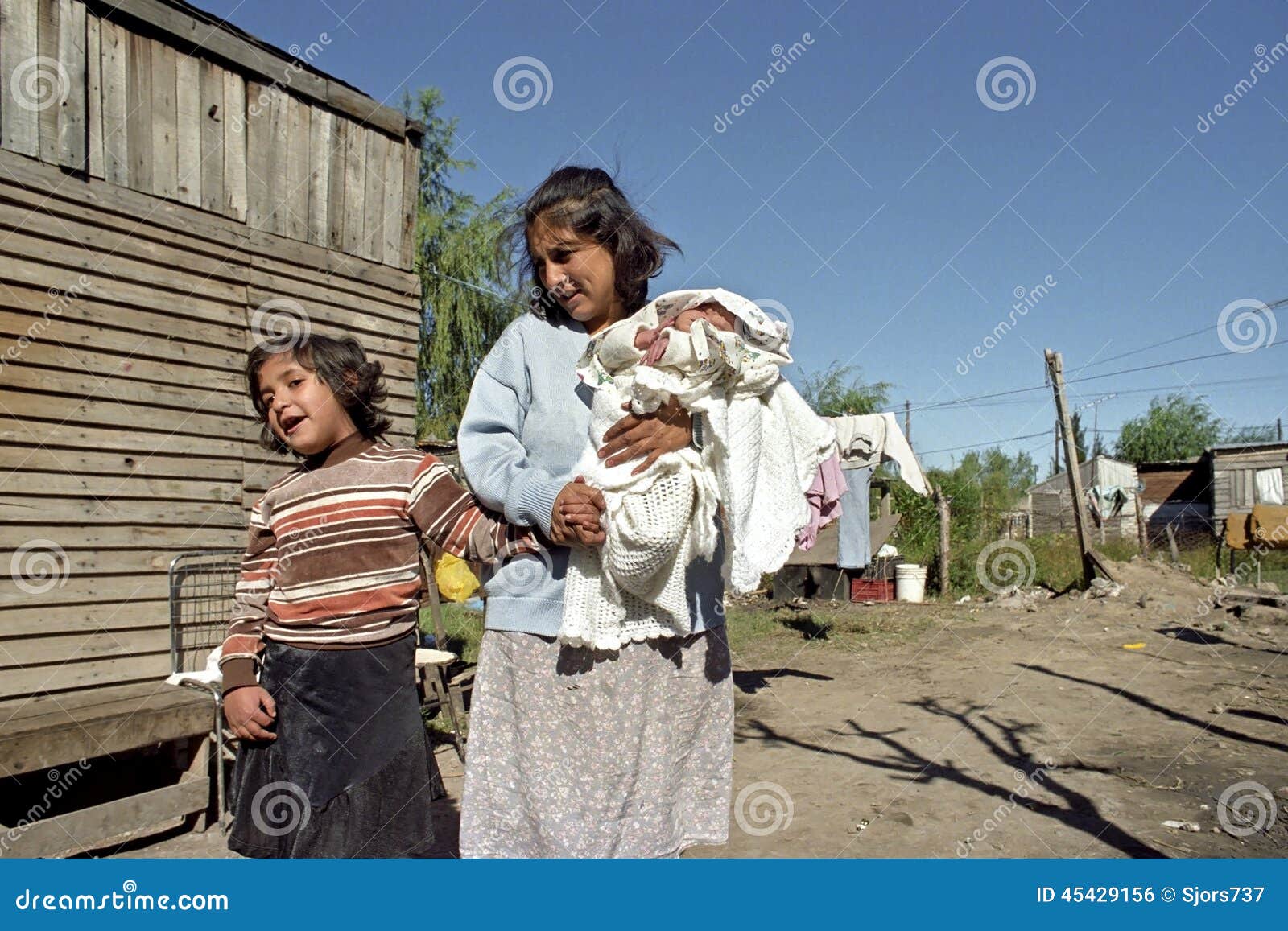 Armut, Mutter Und Kinder Im Elendsviertel Redaktionelles Foto - Bild ...