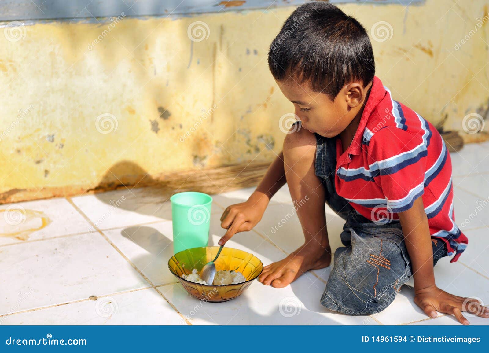 Armut und Hunger stockfoto. Bild von schmutzig, elendsviertel - 14961594