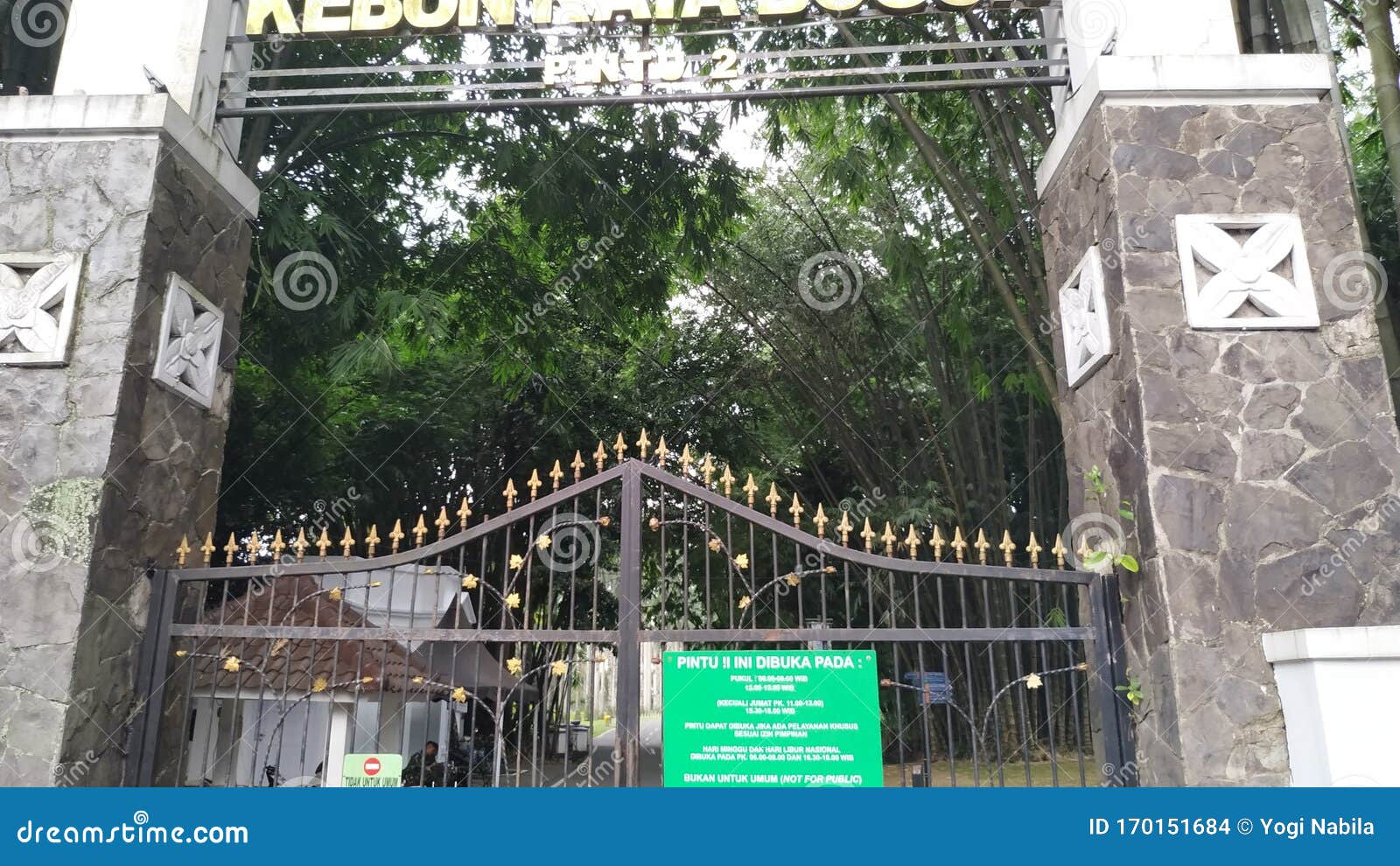Army Guard a Gate from Inside the Garden Editorial Stock Image - Image ...