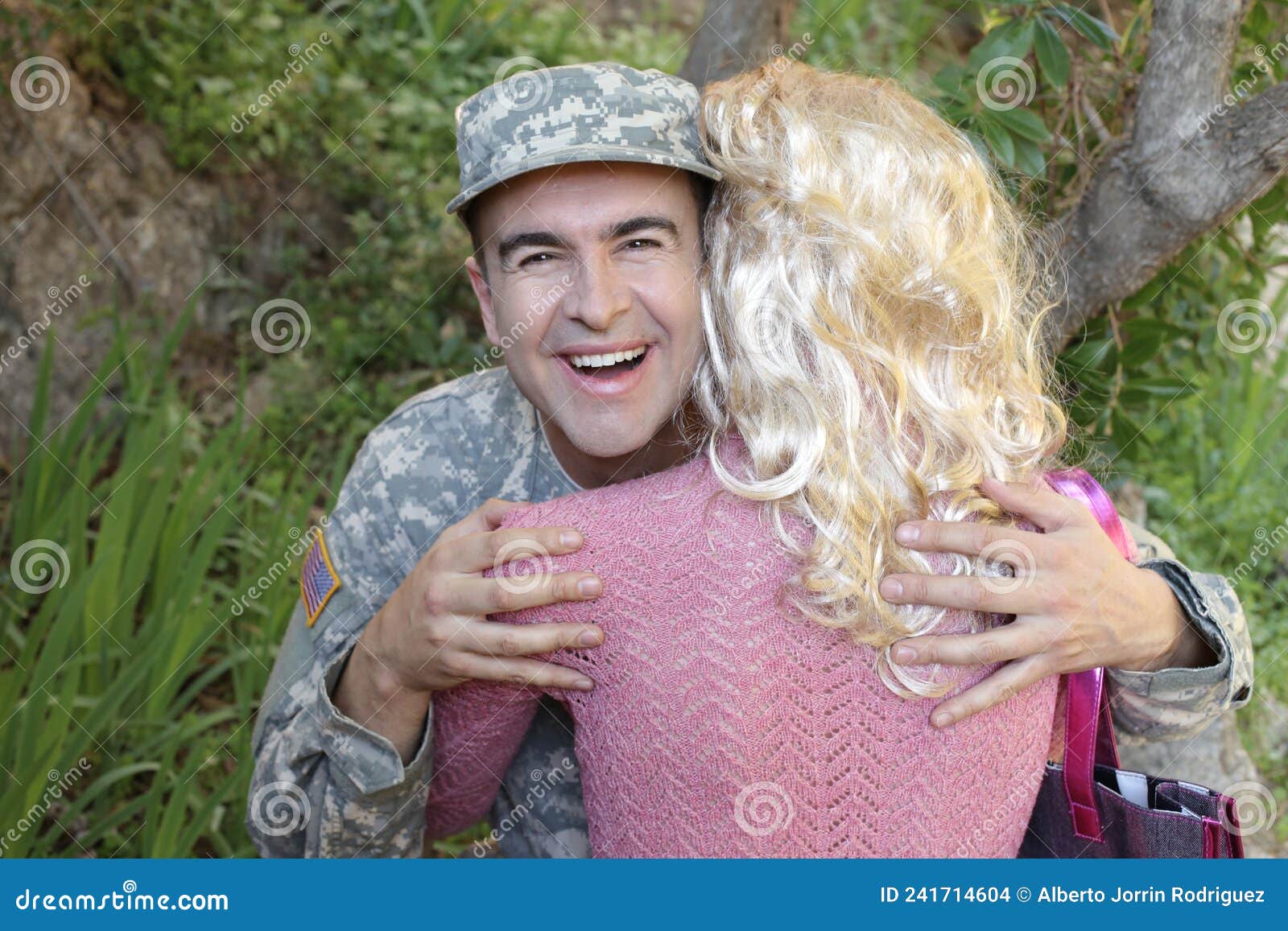 Army Soldier Coming Back Home Stock Photo - Image of happy, embracing ...