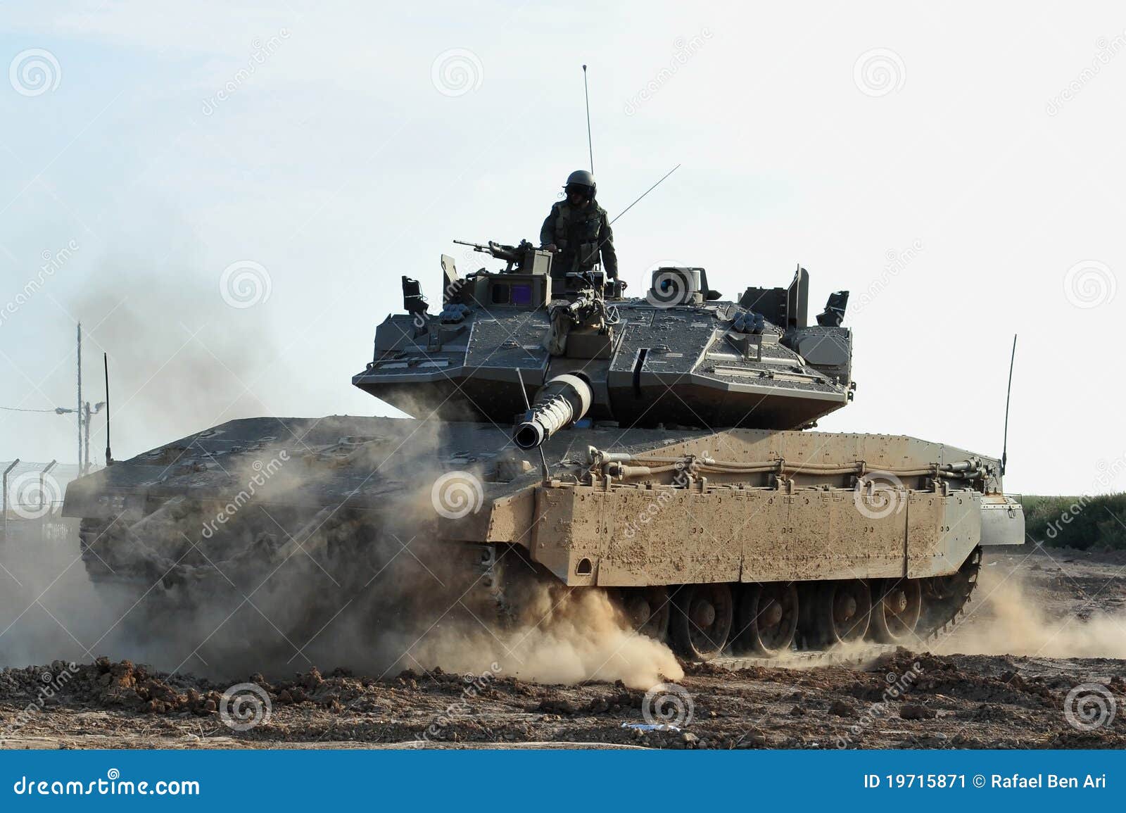 Army Soldier and Tank editorial photo. Image of cannon - 19715871