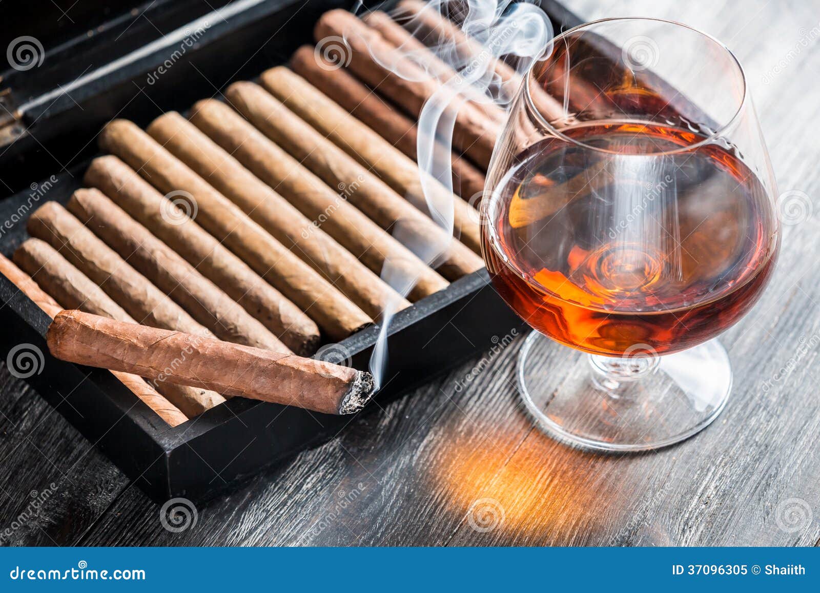 Aroma Van Cognac En Het Roken Van Een Sigaar Stock Afbeelding - Image ...