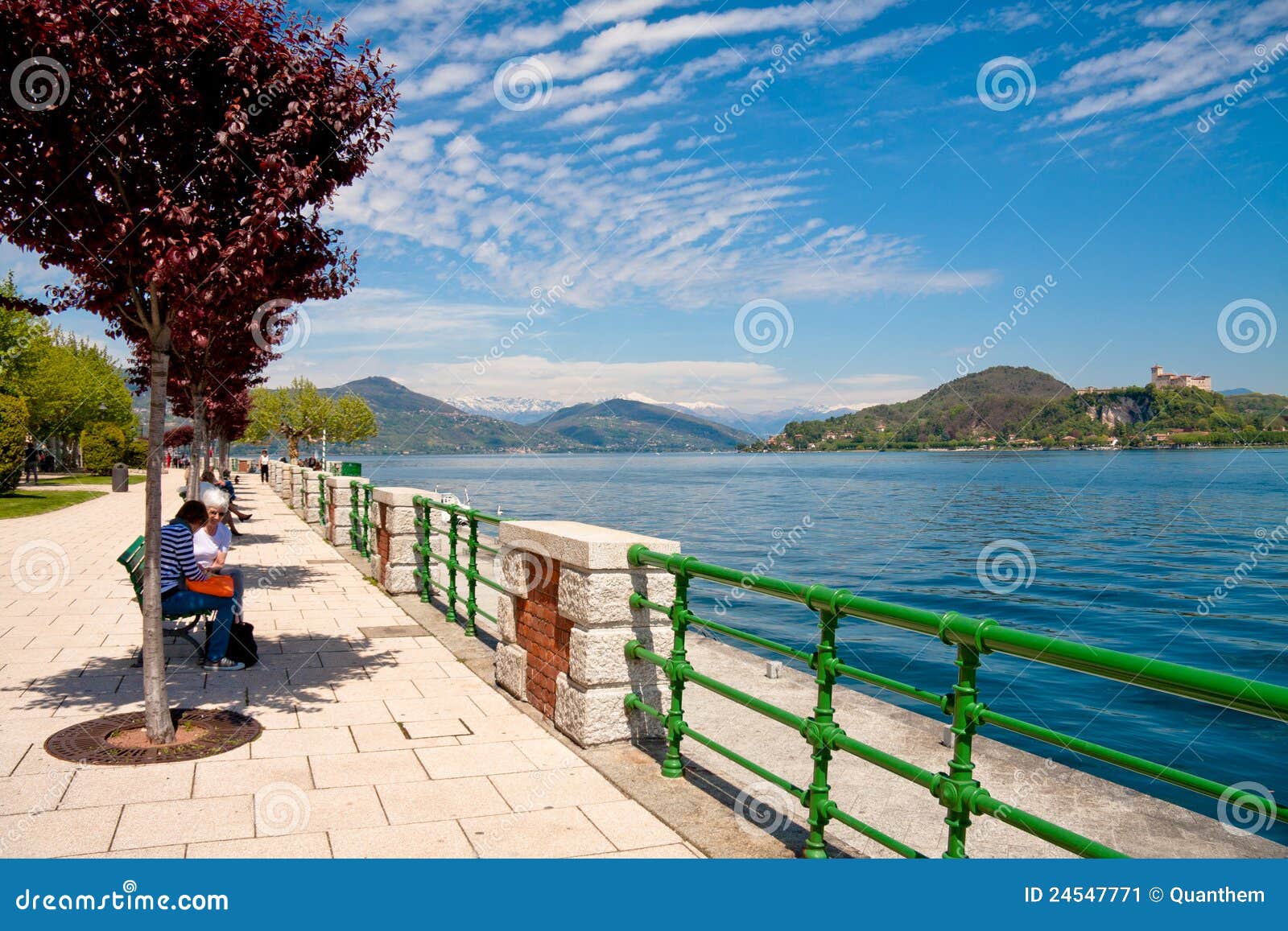 Arona, lago Maggiore fotografia editoriale. Immagine di pavimentazione ...