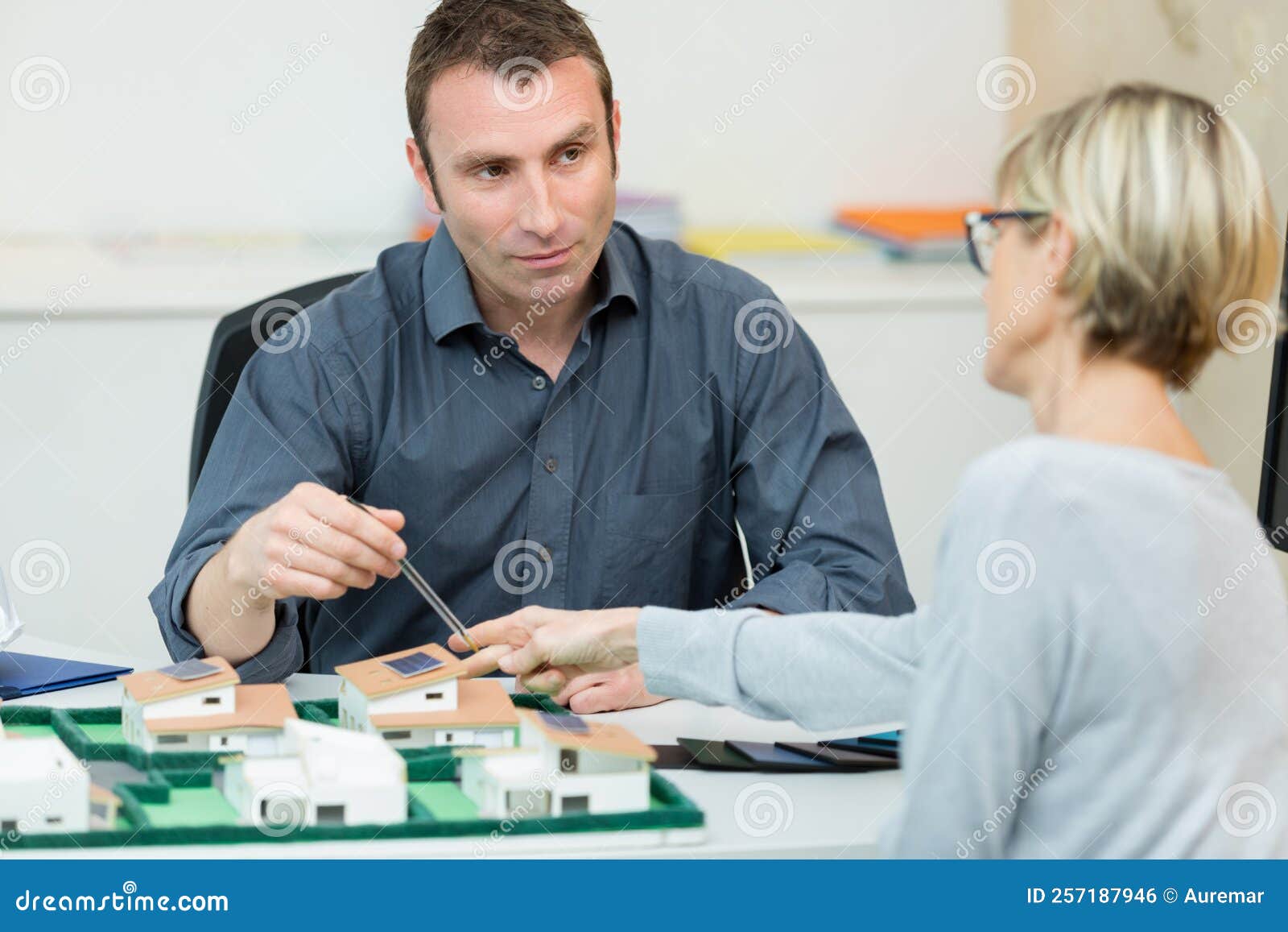 Arquitecto Discutiendo Problemas Importantes Con El Cliente Foto de ...