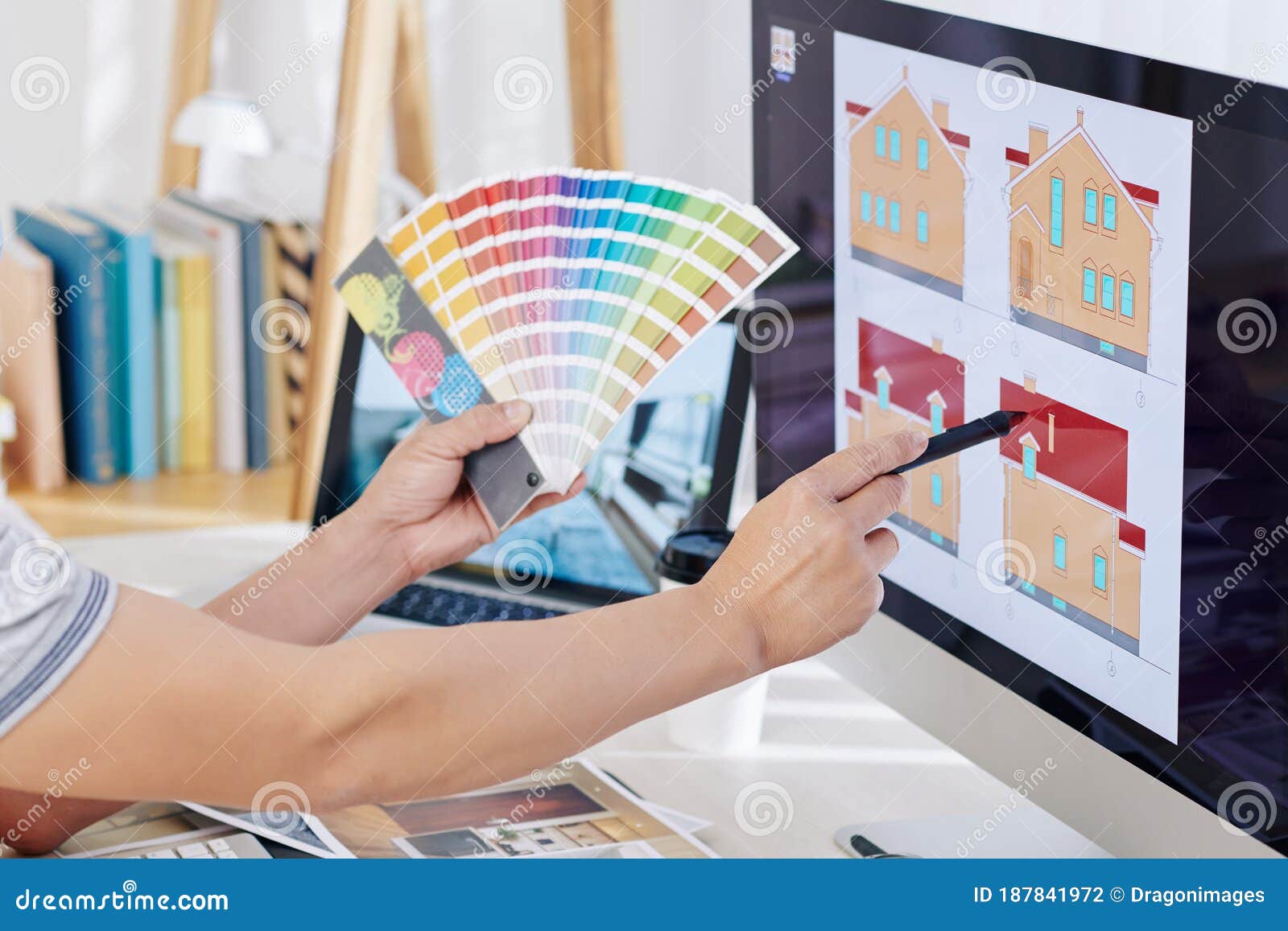 Arquitecto Eligiendo El Color Del Techo Foto de archivo - Imagen de ... Arquitecto Eligiendo El Color Del Techo Foto de archivo - Imagen de ...