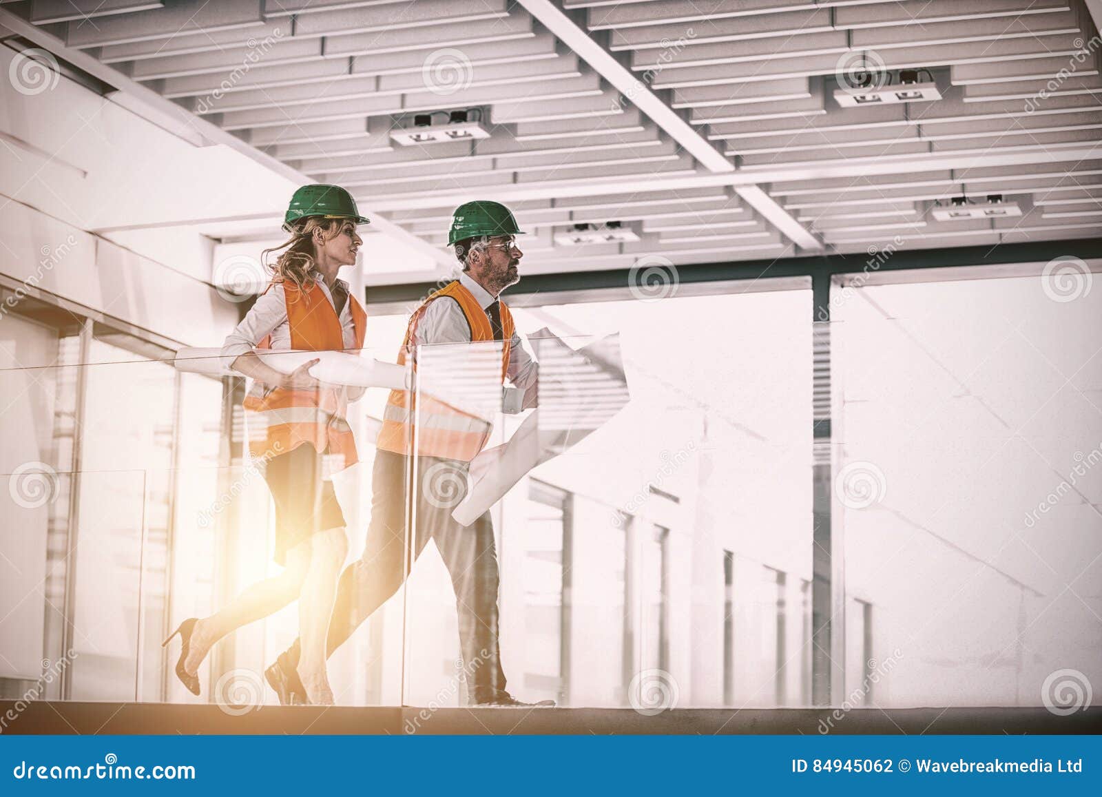 Arquitectos Que Corren Con El Modelo Foto de archivo - Imagen de ...