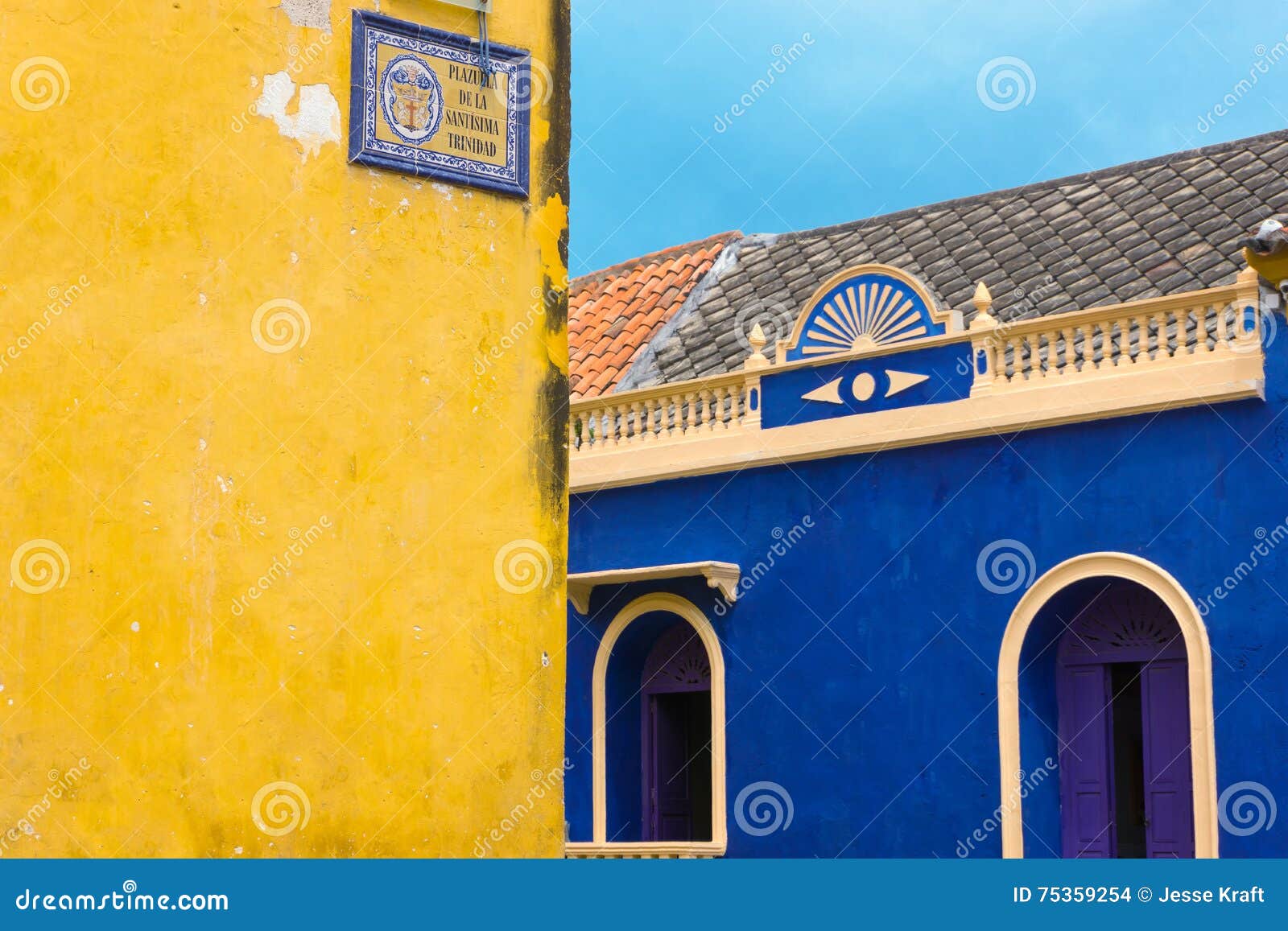 Arquitectura Colonial Amarilla Y Azul Foto de archivo - Imagen de cielo ...