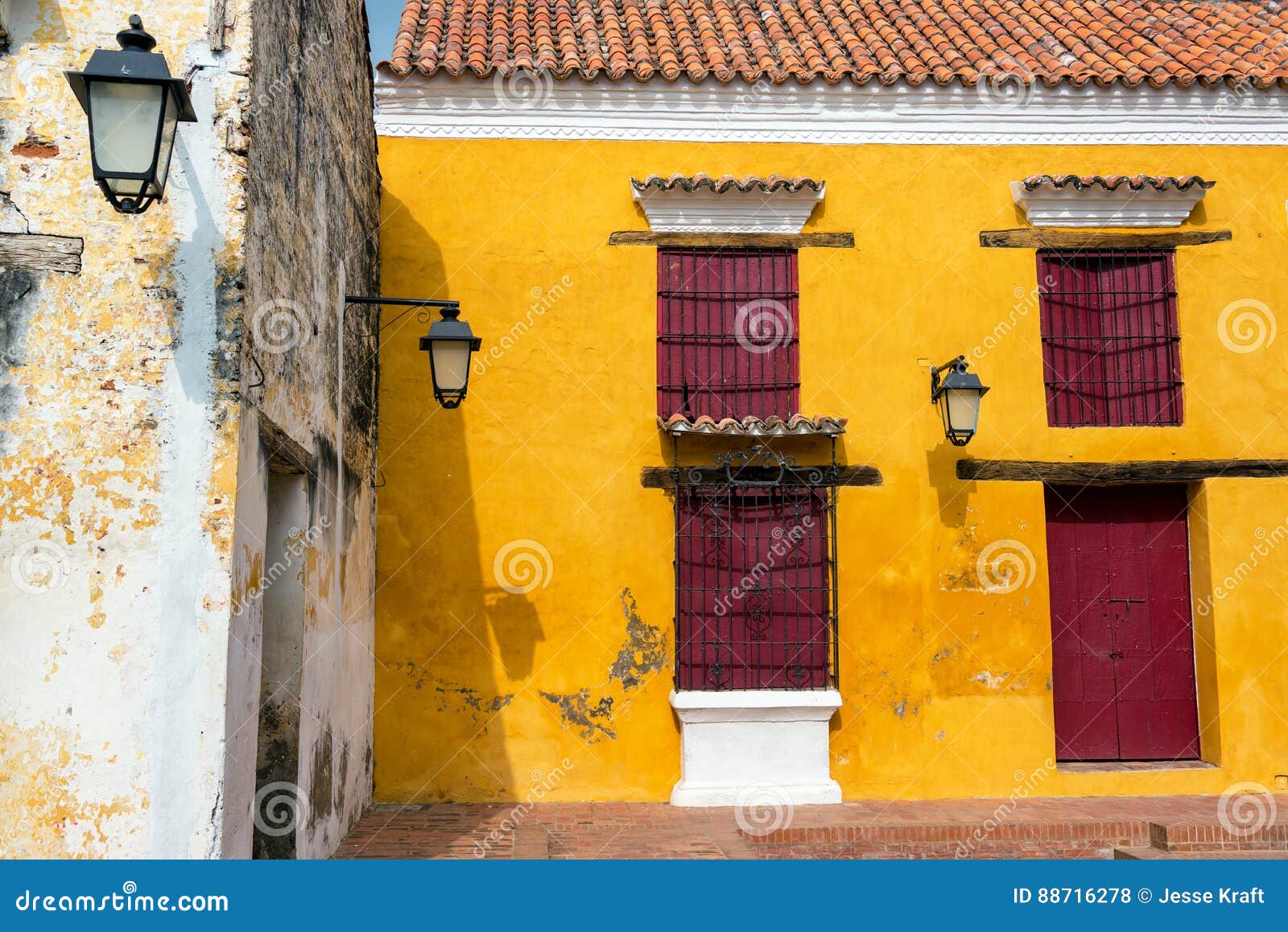 Arquitectura Colonial Amarilla Y Roja Foto de archivo - Imagen de ...